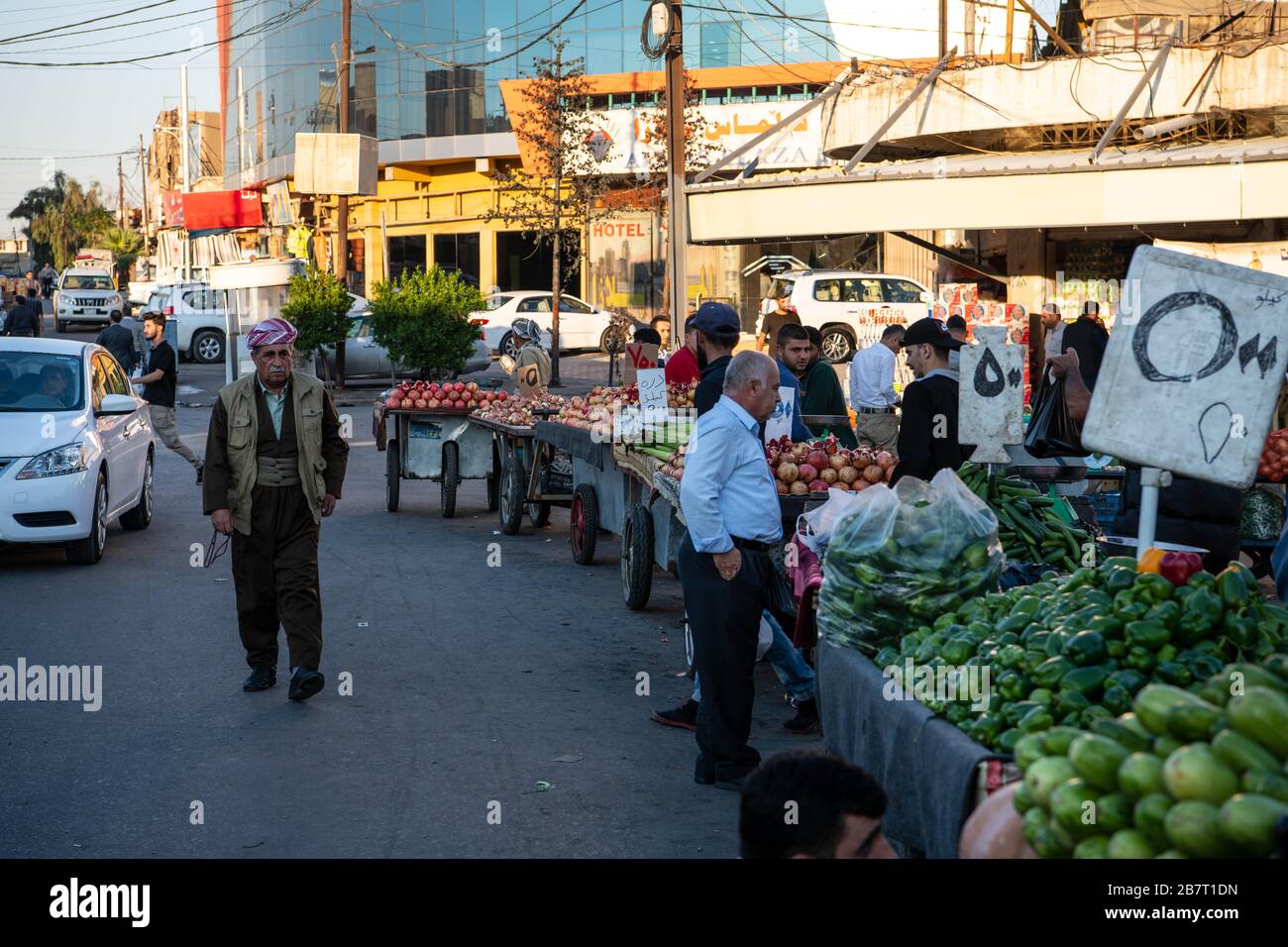Iraq, Iraqi Kurdistan, Arbil, Erbil. Vegetable and fruit moving market ...
