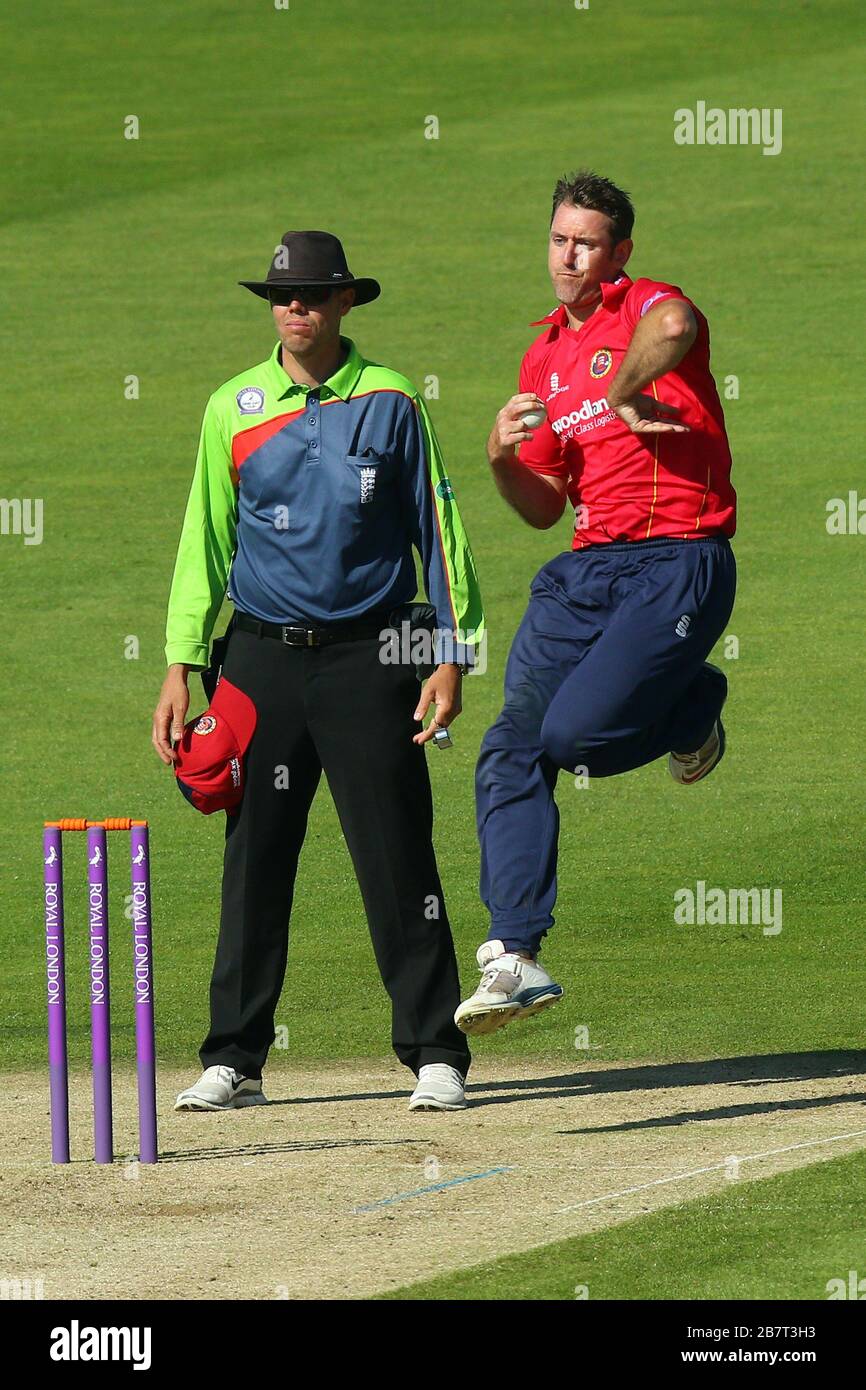 David Masters in bowling action for Essex Eagles Stock Photo - Alamy