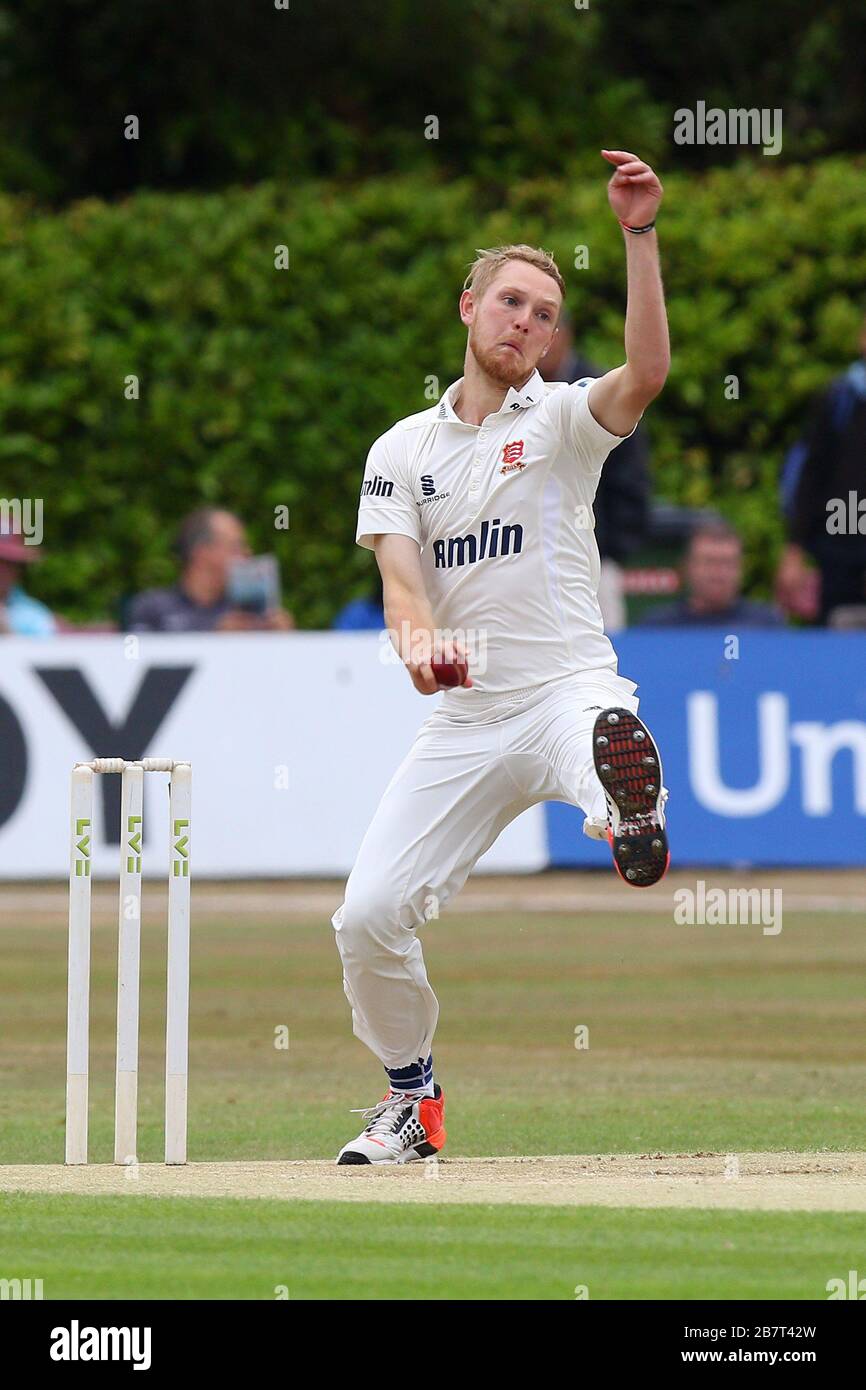 Jamie Porter in bowling action for Essex CCC Stock Photo - Alamy