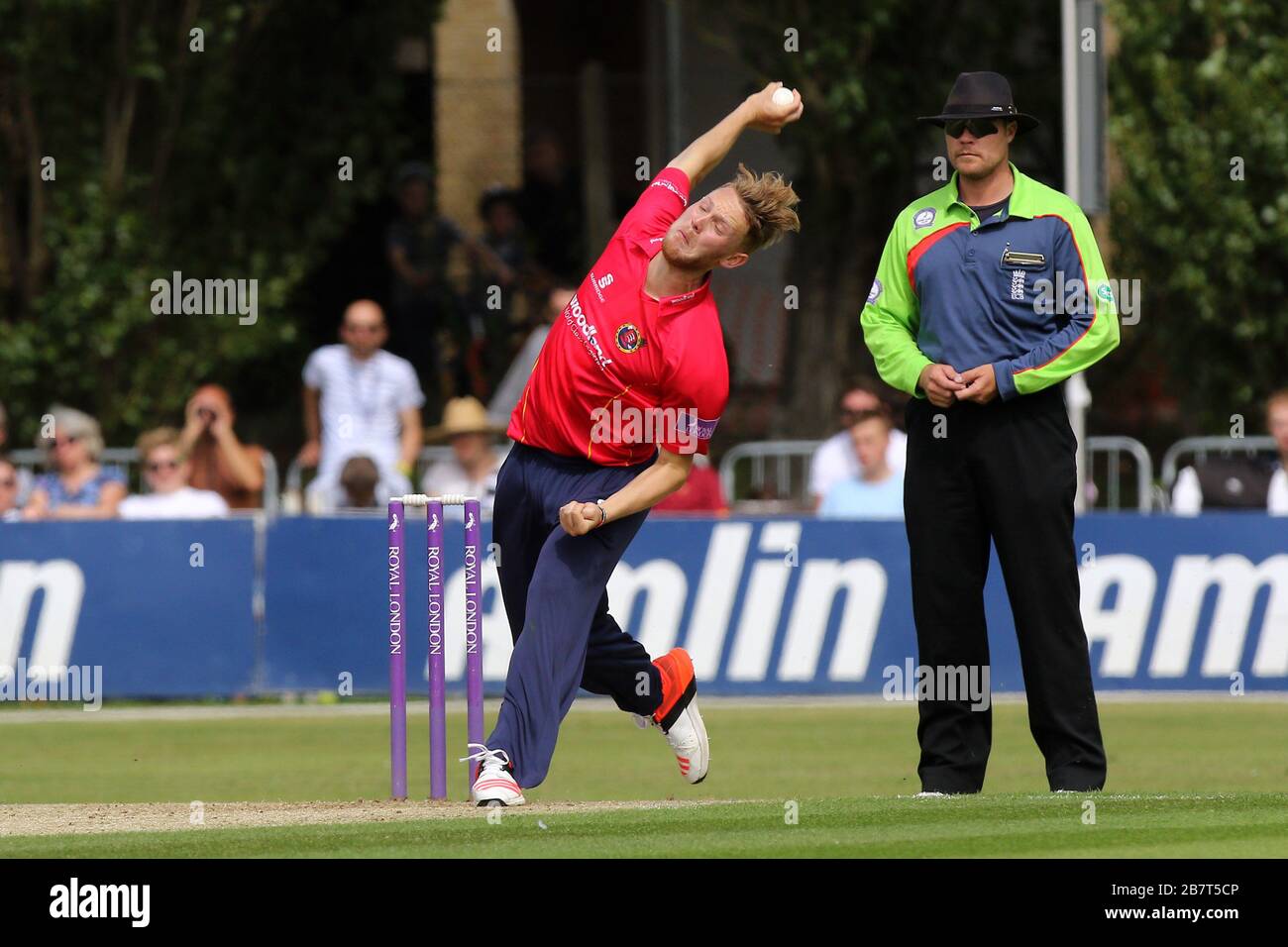 Jamie Porter in bowling action for Essex Eagles Stock Photo - Alamy