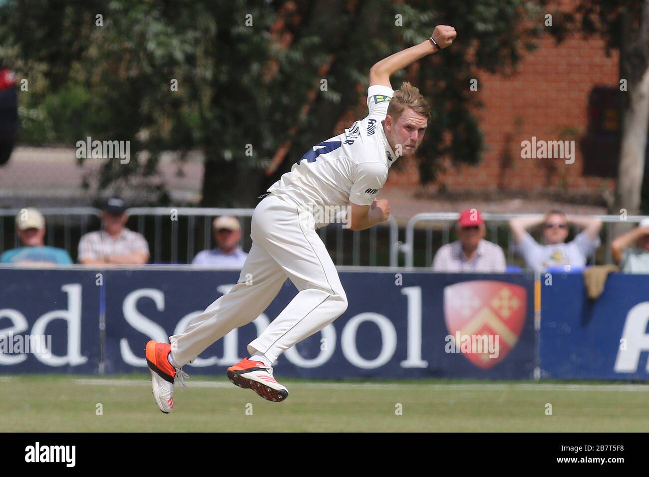 Jamie Porter in bowling action for Essex CCC Stock Photo - Alamy