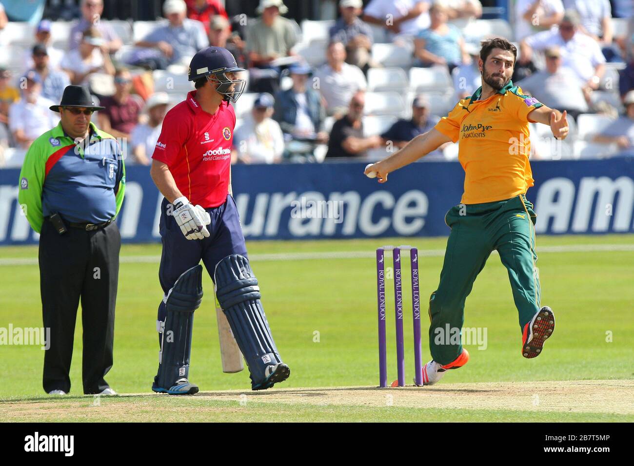 Brett Hutton in bowling action for Notts Outlaws Stock Photo - Alamy