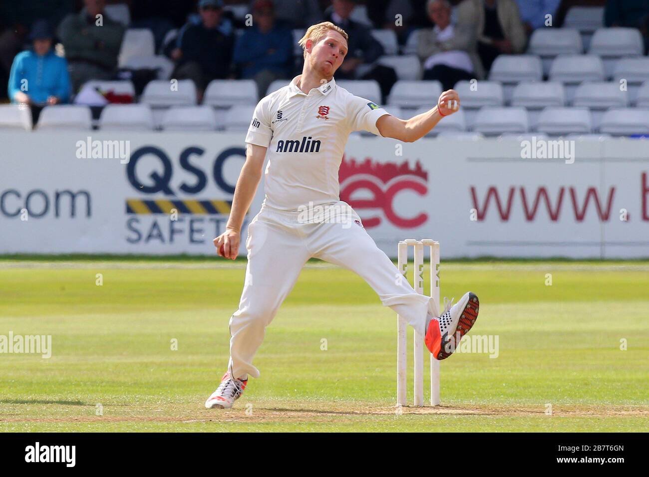 Jamie Porter in bowling action for Essex CCC Stock Photo - Alamy