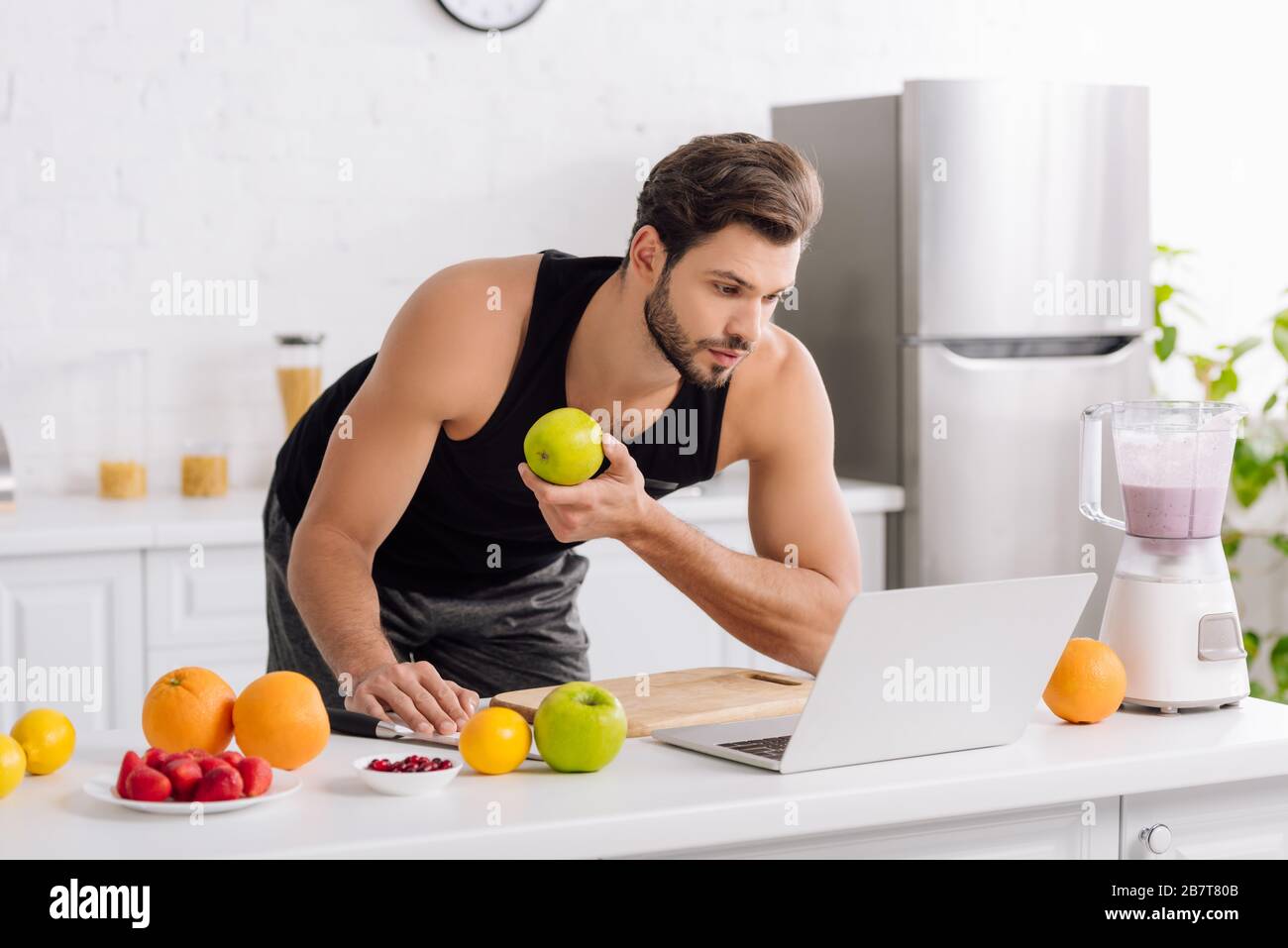 Man using blender healthy hi-res stock photography and images - Alamy
