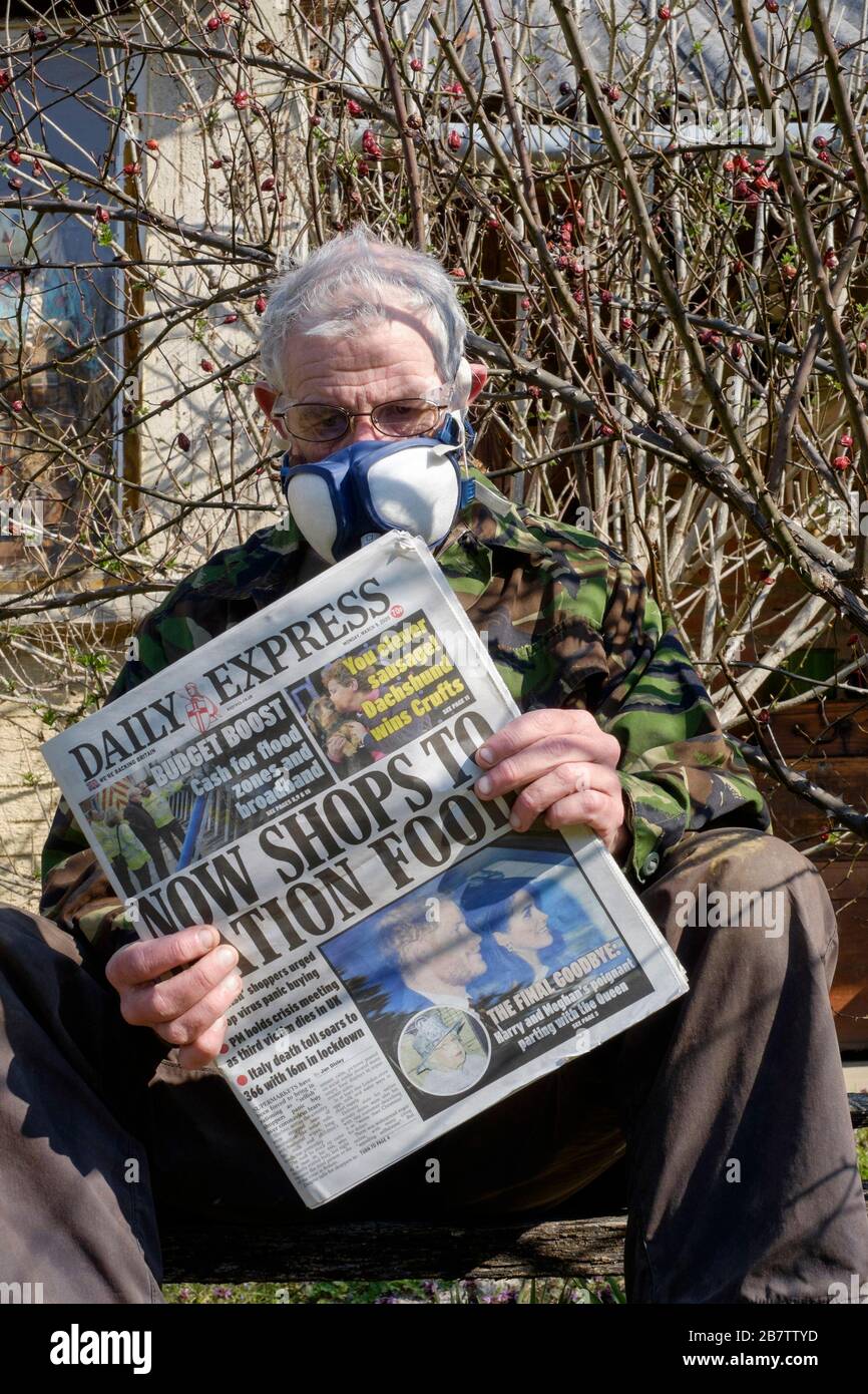 Man reading newspaper headline hi-res stock photography and images - Alamy