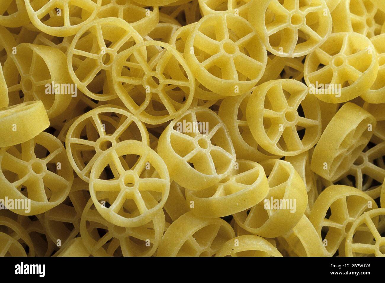 Wagon wheel pasta hi-res stock photography and images - Alamy