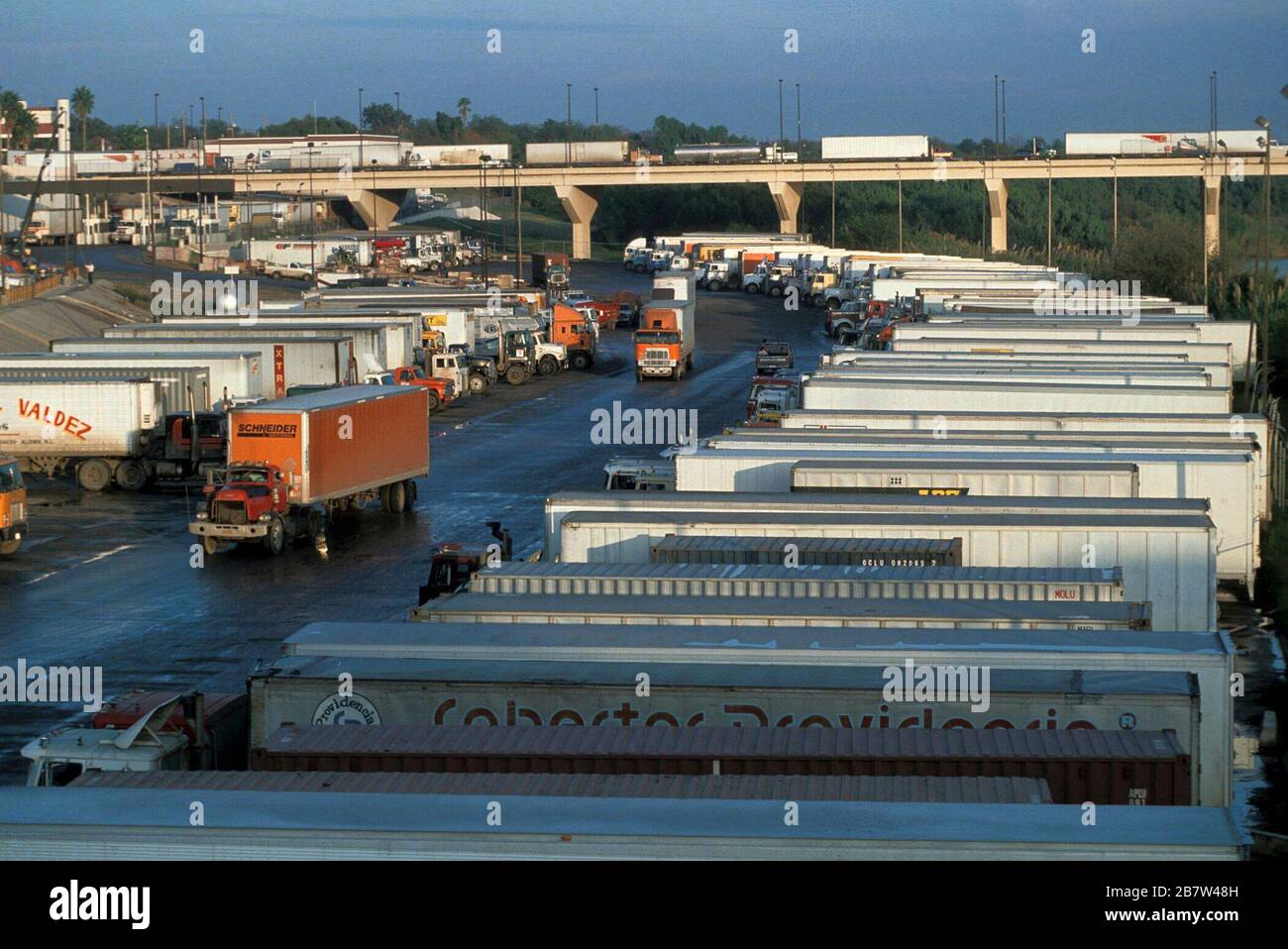 Trailers border mexico hi-res stock photography and images - Alamy