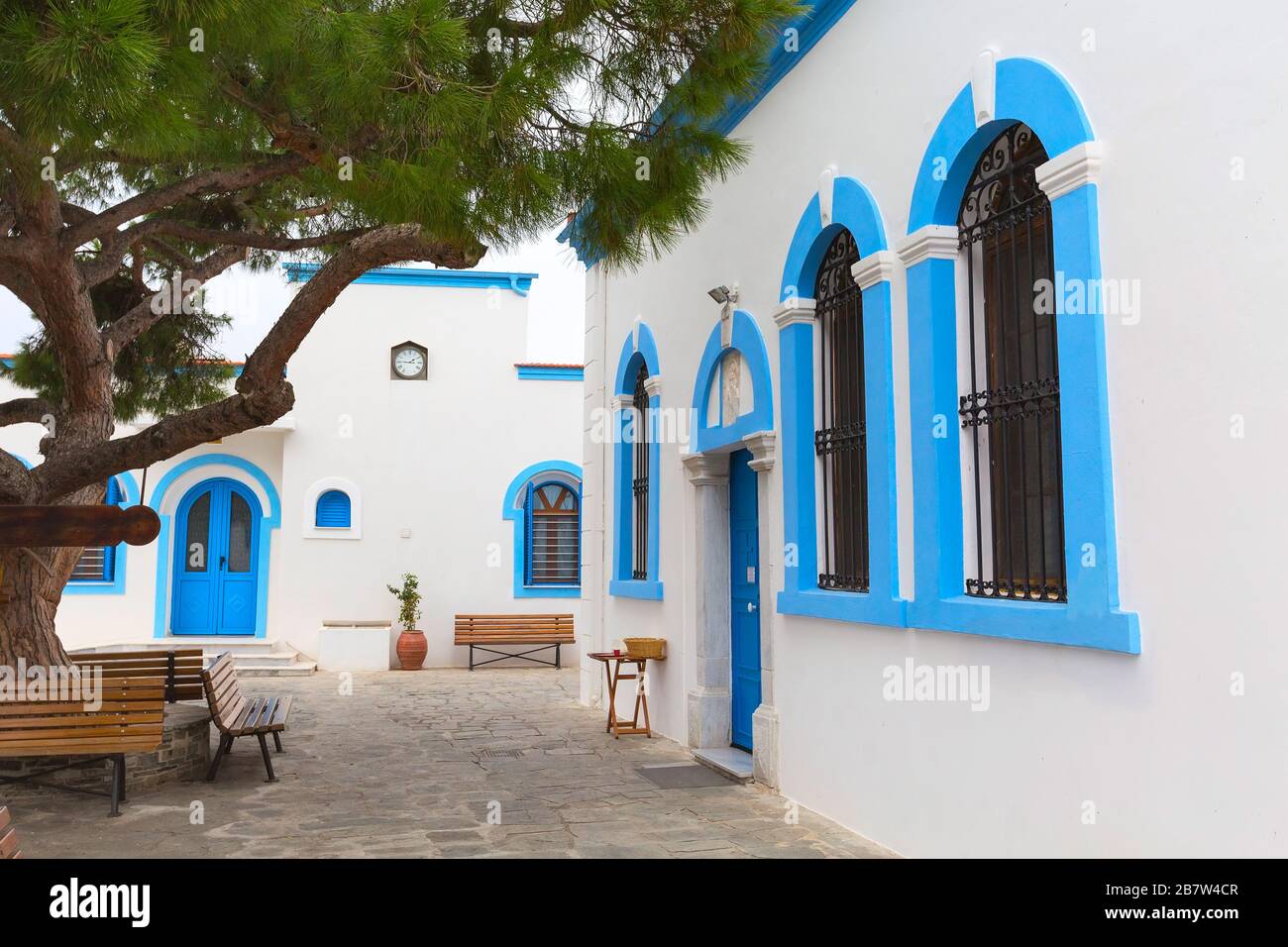 White greek house blue windows hi-res stock photography and images - Alamy