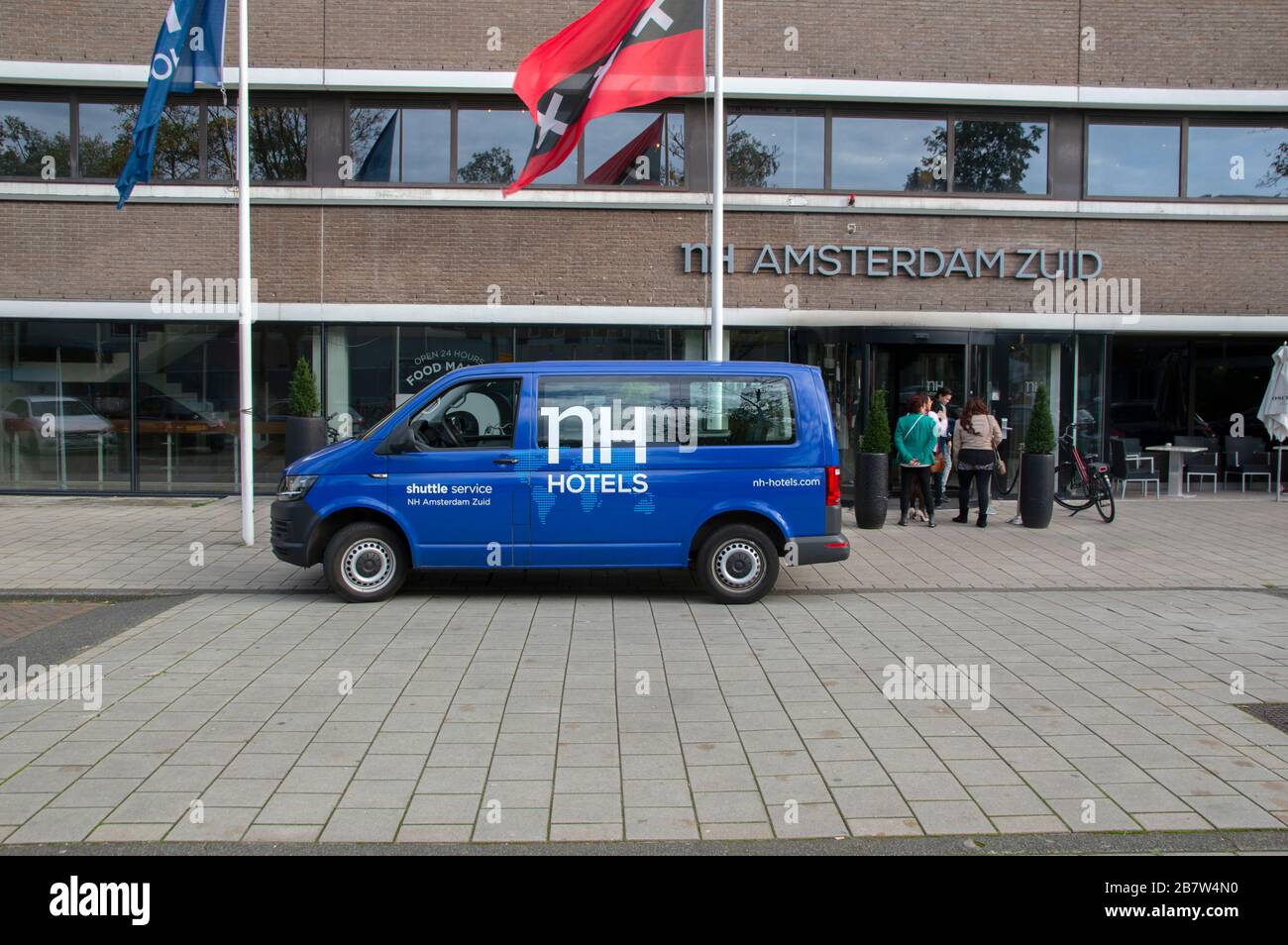 Shuttle bus hotel entrance hi-res stock photography and images - Alamy