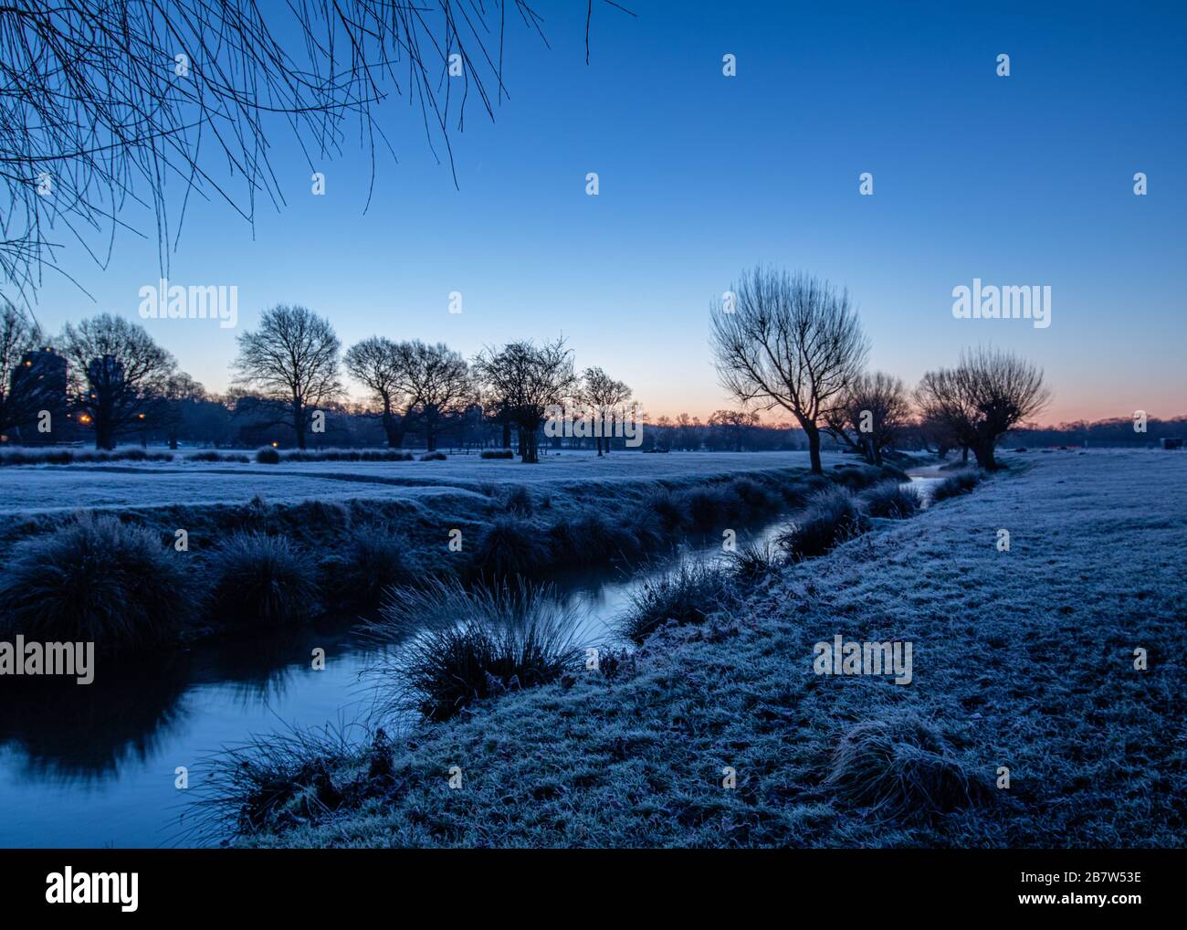 Blue sky richmond park hi-res stock photography and images - Alamy