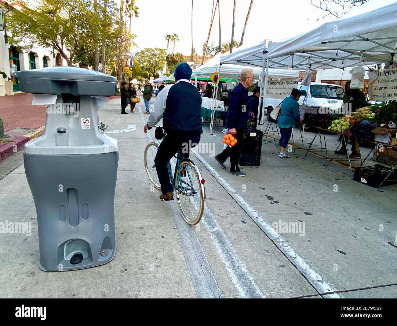 Hand looming hi-res stock photography and images - Alamy