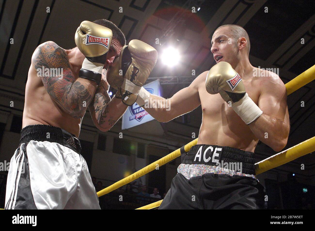 Light heavyweight boxing hi-res stock photography and images - Alamy