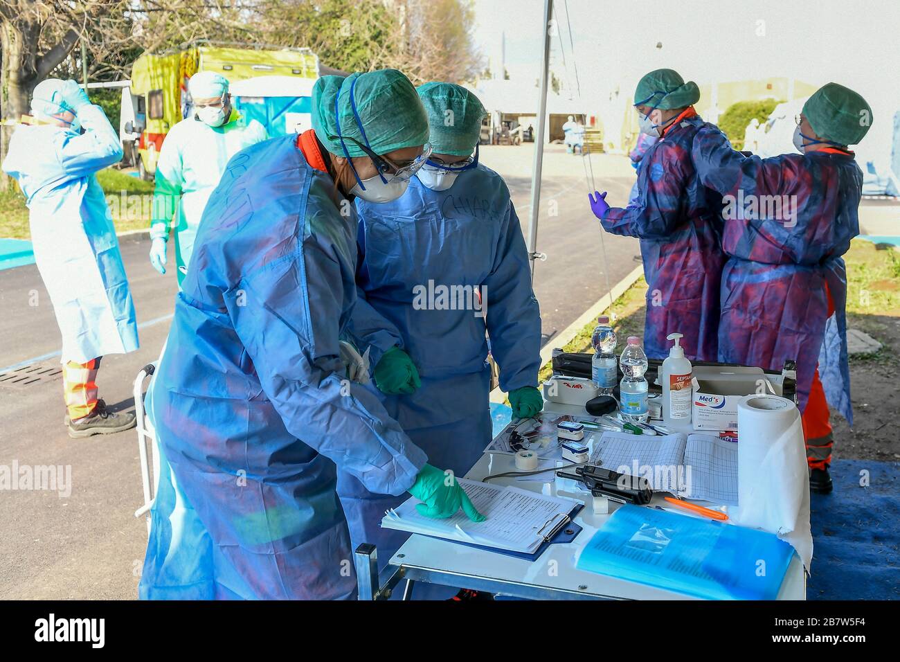 Covid 19 doctor hi-res stock photography and images - Alamy