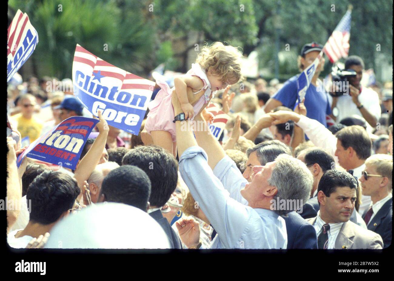 Bill clinton supporters 1992 campaign hi-res stock photography and ...