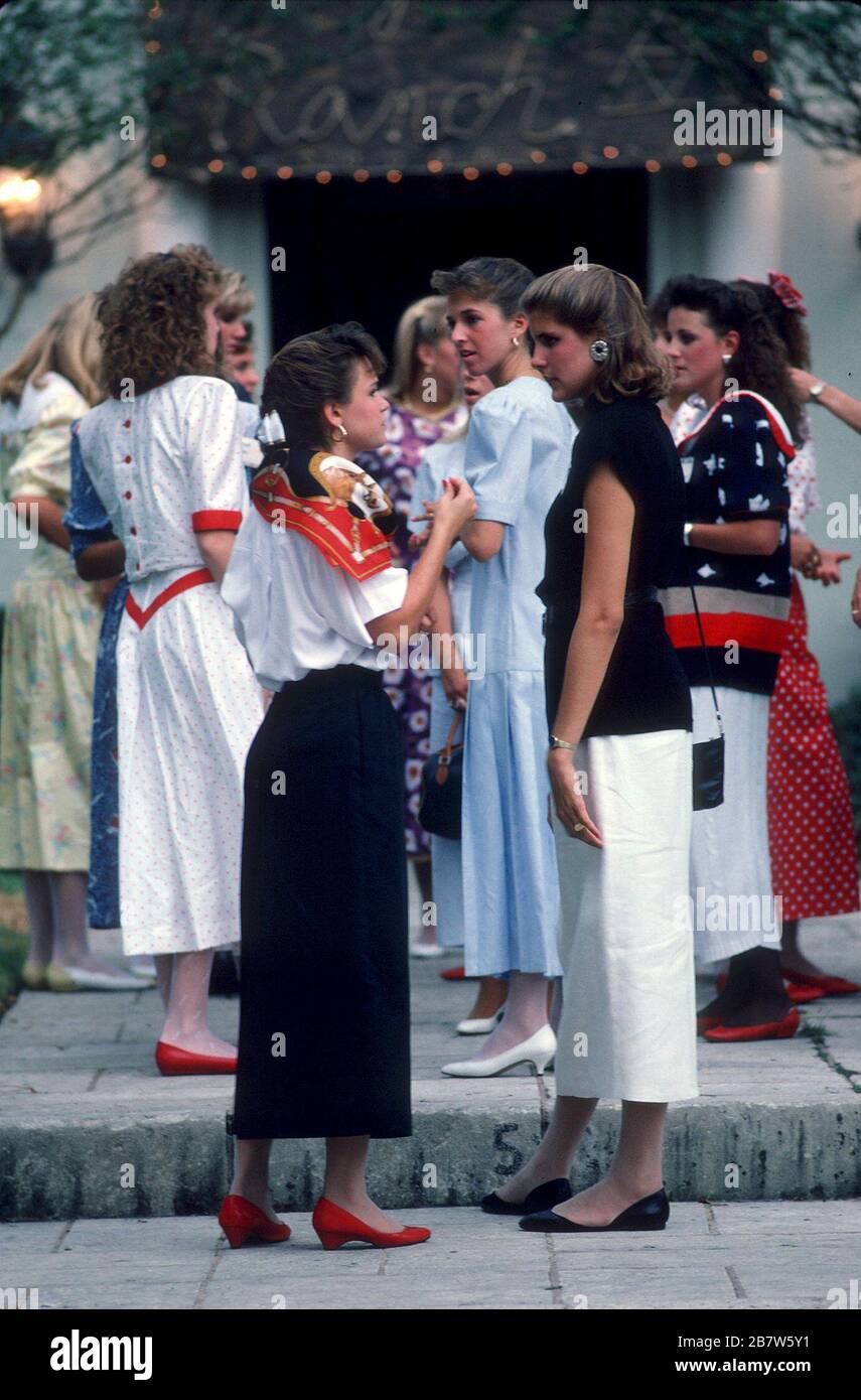 Women rush hi-res stock photography and images - Alamy