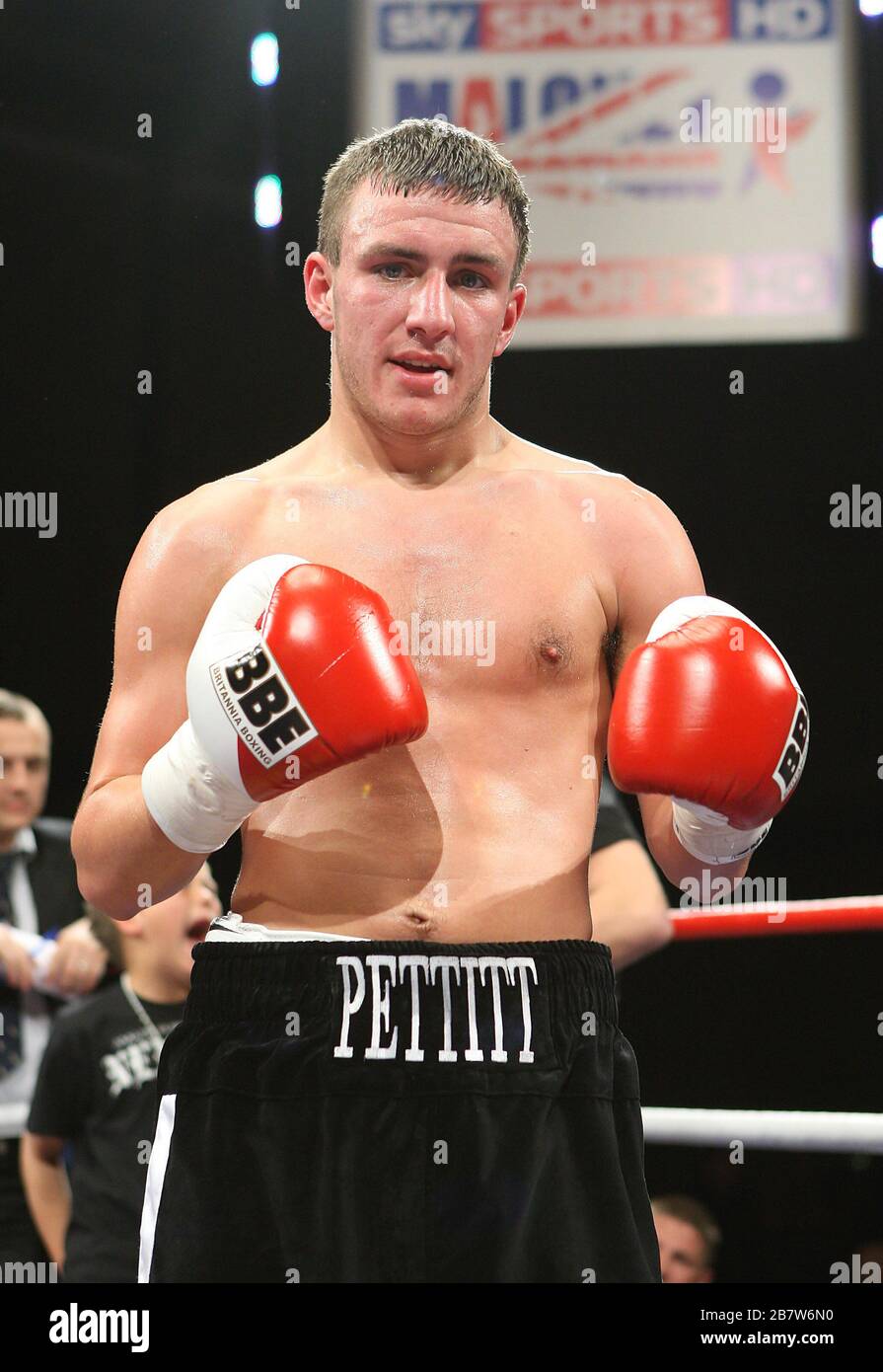 Lewis Pettitt (black shorts) defeats Delroy Spencer in a Featherweight ...
