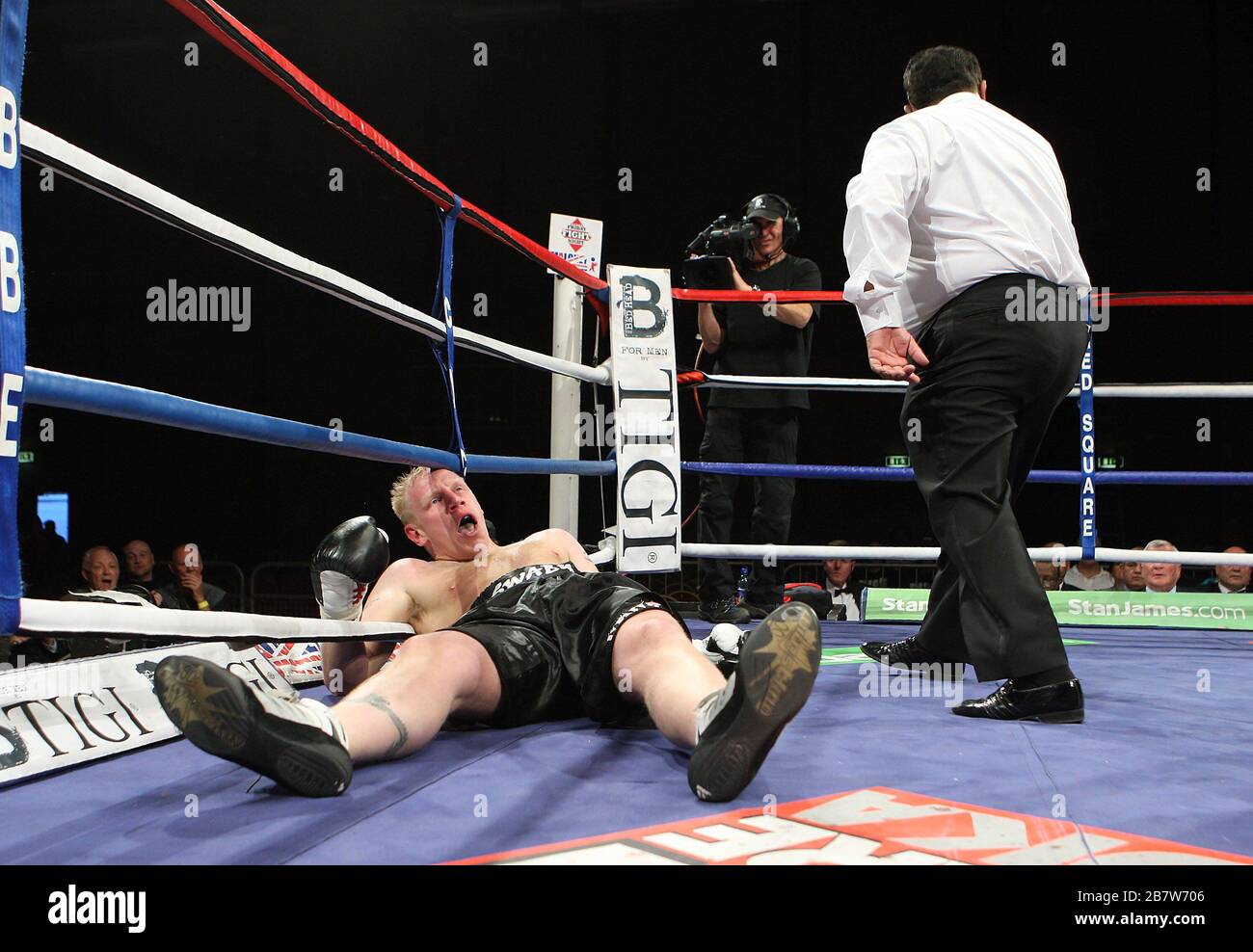 Tom Dallas (white shorts) defeats Lee Swaby in a Heavyweight boxing ...