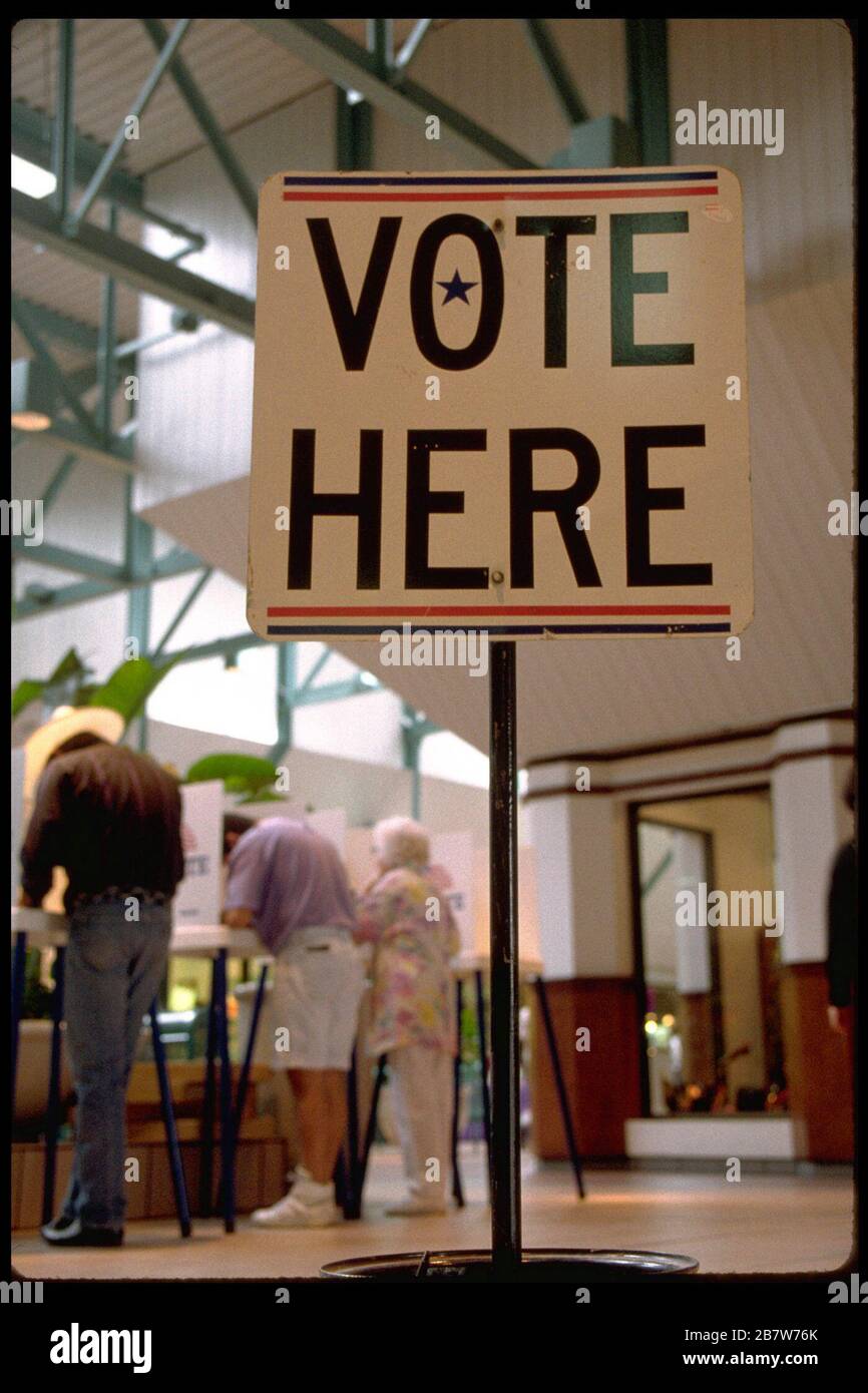 Seniors voting hi-res stock photography and images - Alamy