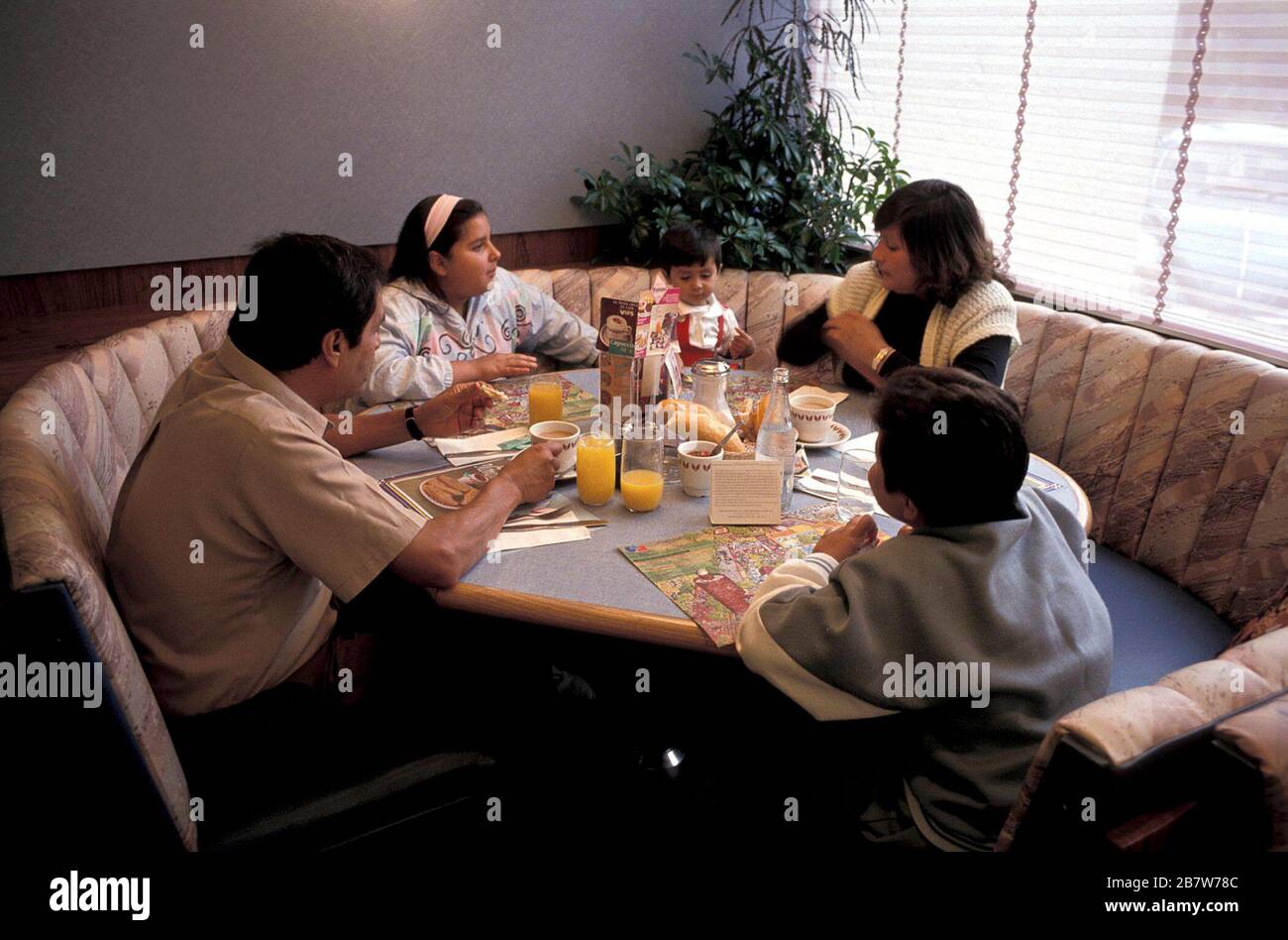 Middle class family restaurant hi-res stock photography and images - Alamy