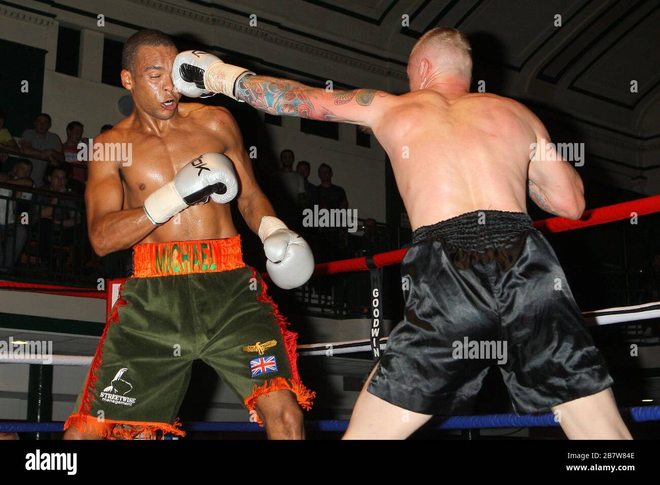 Michael Norgrove (green shorts) defeats Iain Eldridge in a Light ...