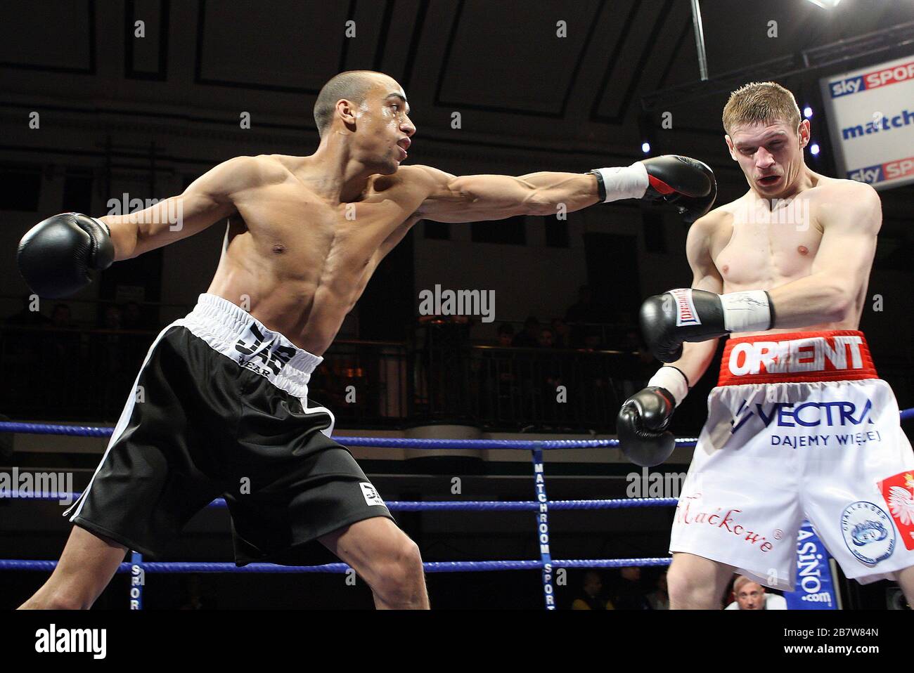 Boxing european middleweight title fight hi-res stock photography and ...