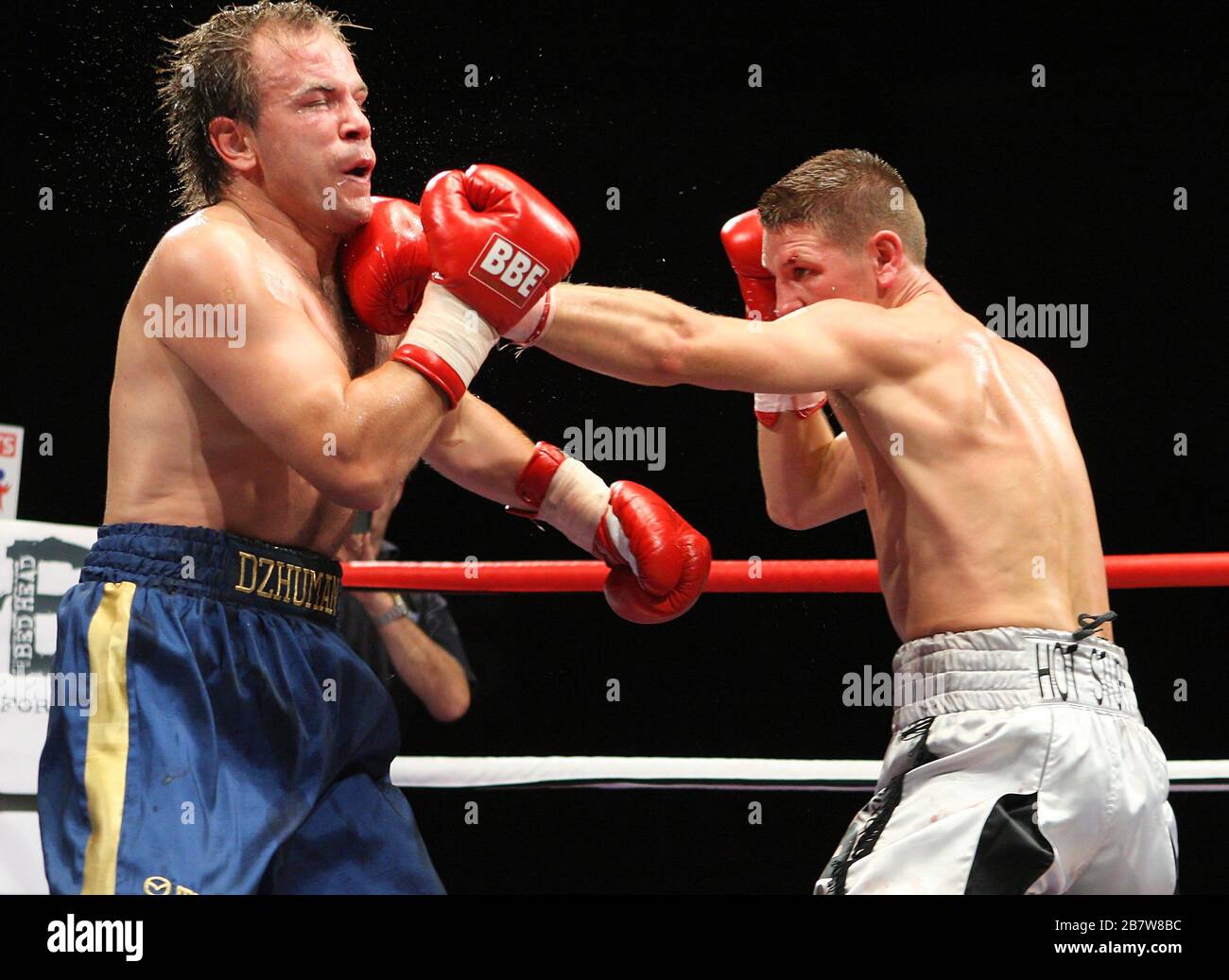 Gary Woolcombe (silver shorts) defeats Roman Dzuman in a Light ...