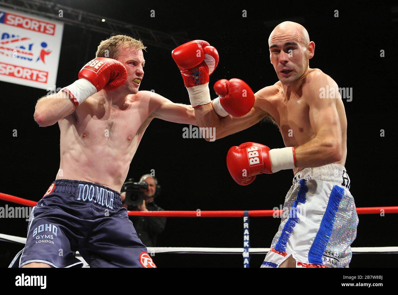 International bantamweight contest hi-res stock photography and images ...