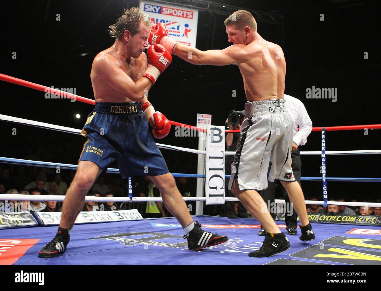 Gary Woolcombe (silver shorts) defeats Roman Dzuman in a Light ...
