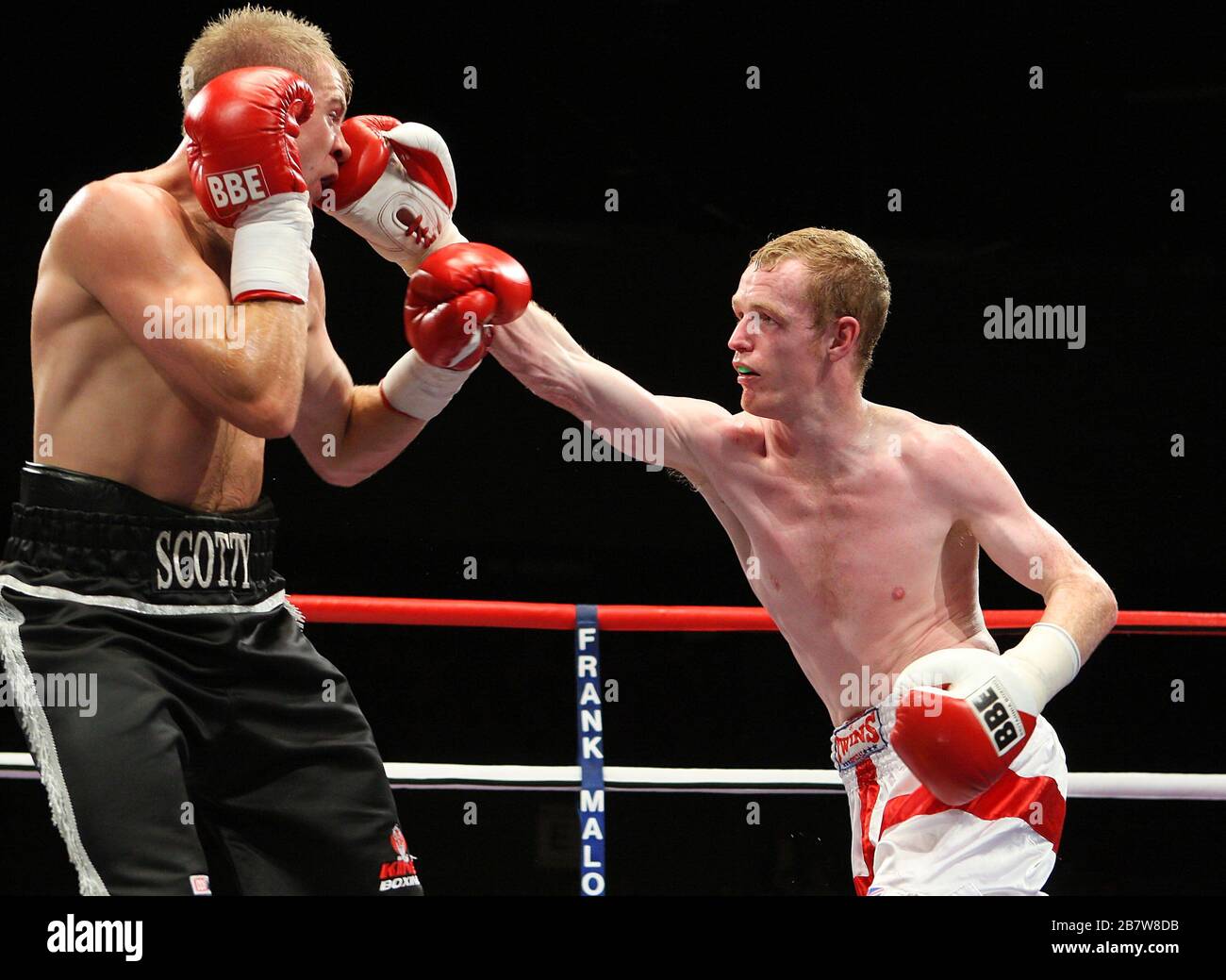International welterweight contest hi-res stock photography and images ...