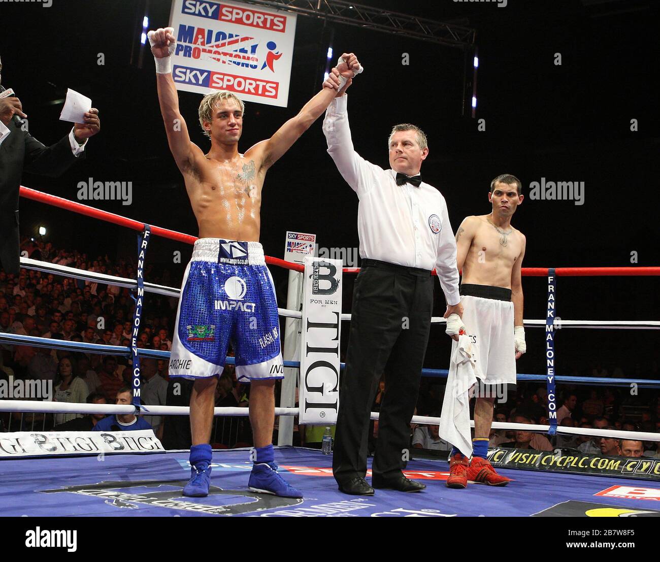 Ashley Sexton (blue shorts) defeats Darli Gonclaves Pires in a ...