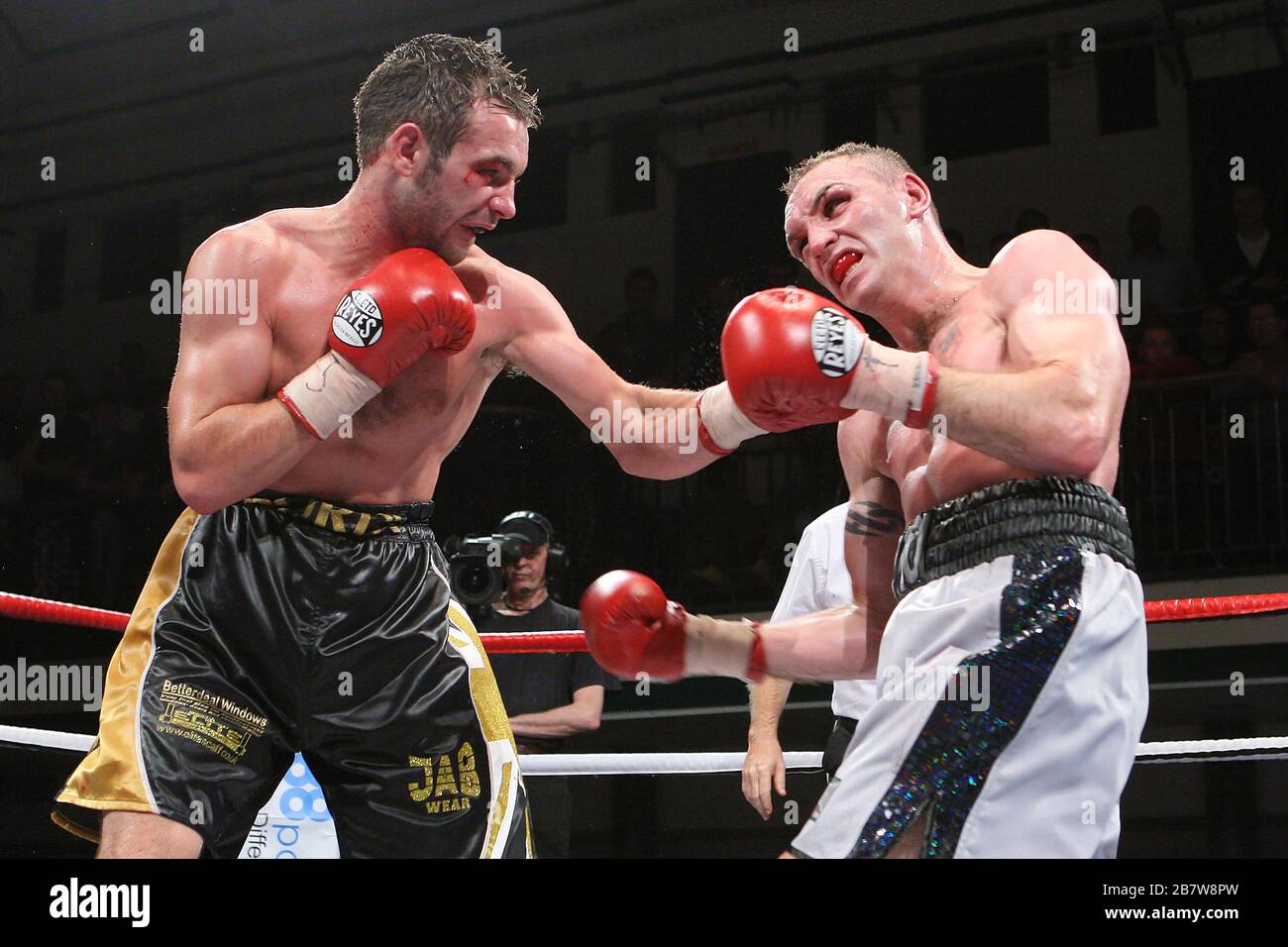 Colin Lynes (silver/black shorts) defeats Lee Purdy in a Welterweight ...