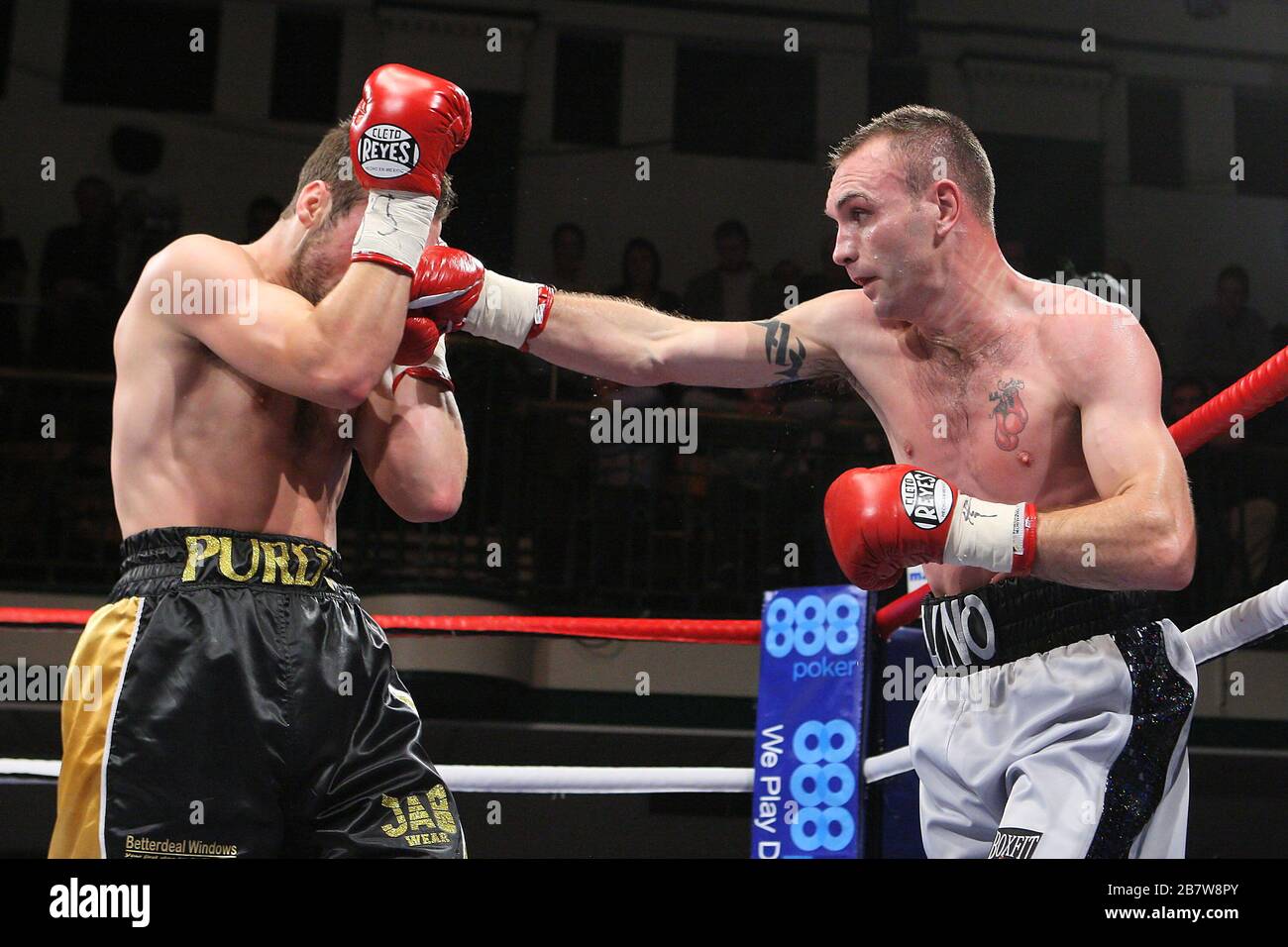 Colin Lynes (silver/black shorts) defeats Lee Purdy in a Welterweight ...