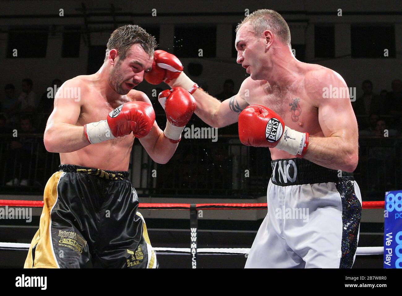 Colin Lynes (silver/black shorts) defeats Lee Purdy in a Welterweight ...