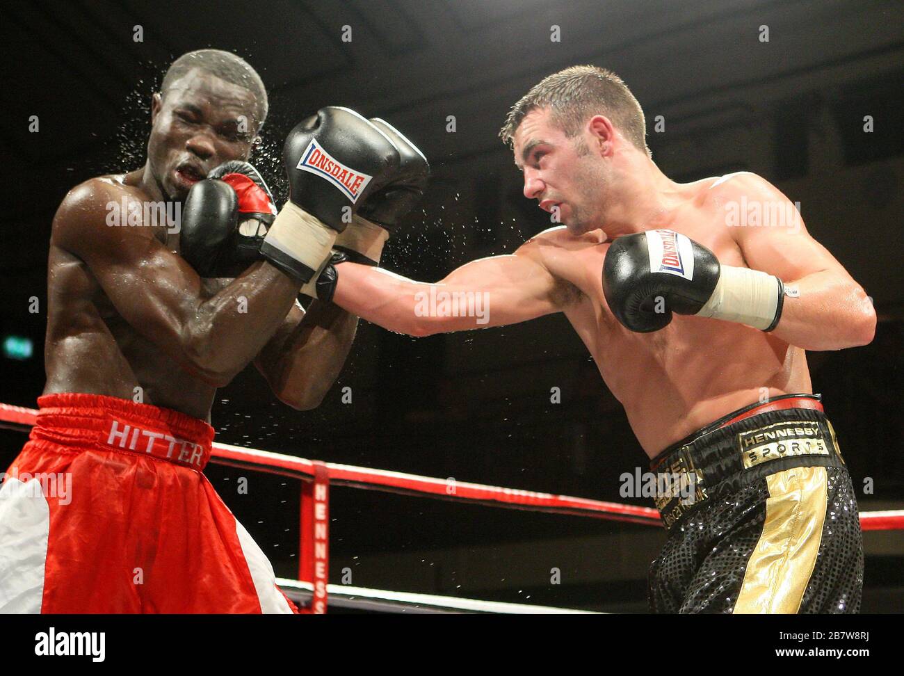 Lee Purdy (black/gold shorts) defeats Theophilus Tetteh in a ...