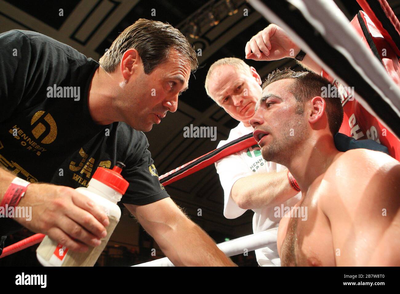 Lee Purdy (black/gold shorts) defeats Theophilus Tetteh in a ...