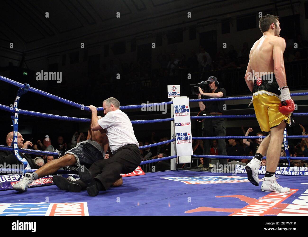 Nathan Cleverly (yellow/black shorts) defeats Courtney Fry in a Light ...