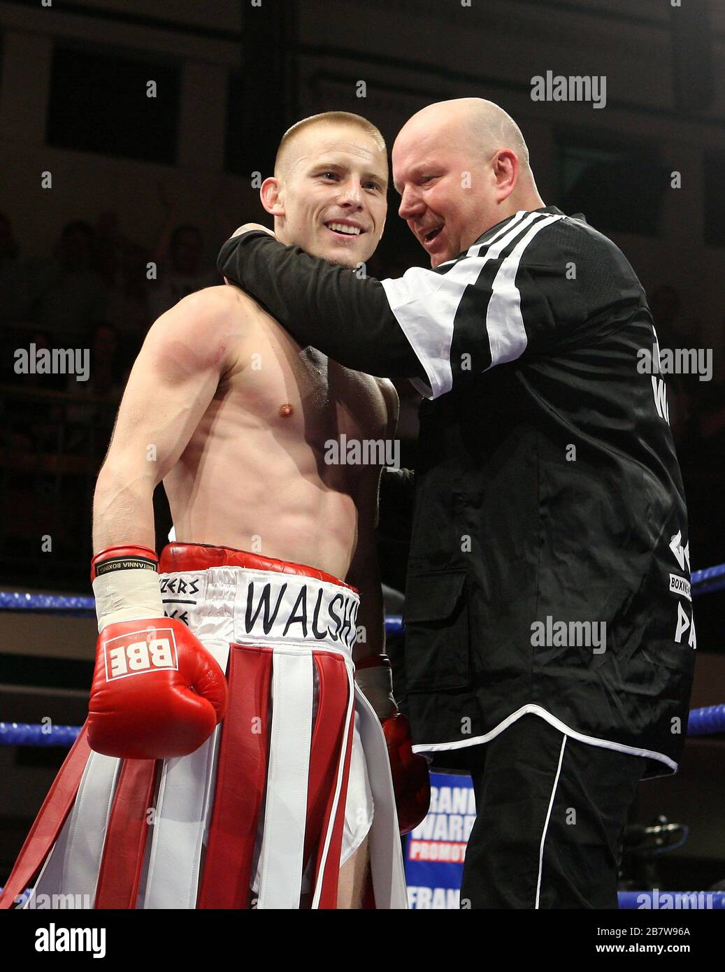 Michael Walsh (red/white shorts) defeats Kakha Toklikishvili in a Super ...