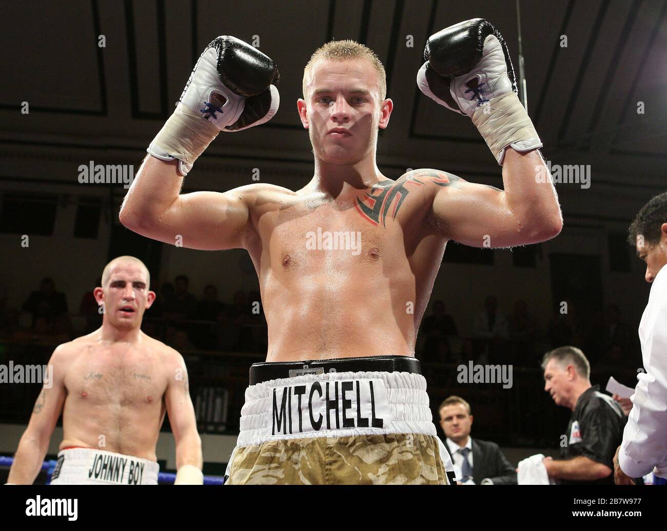 Vinny Mitchell (camouflage shorts) defeats Johnny Greaves in a Super ...