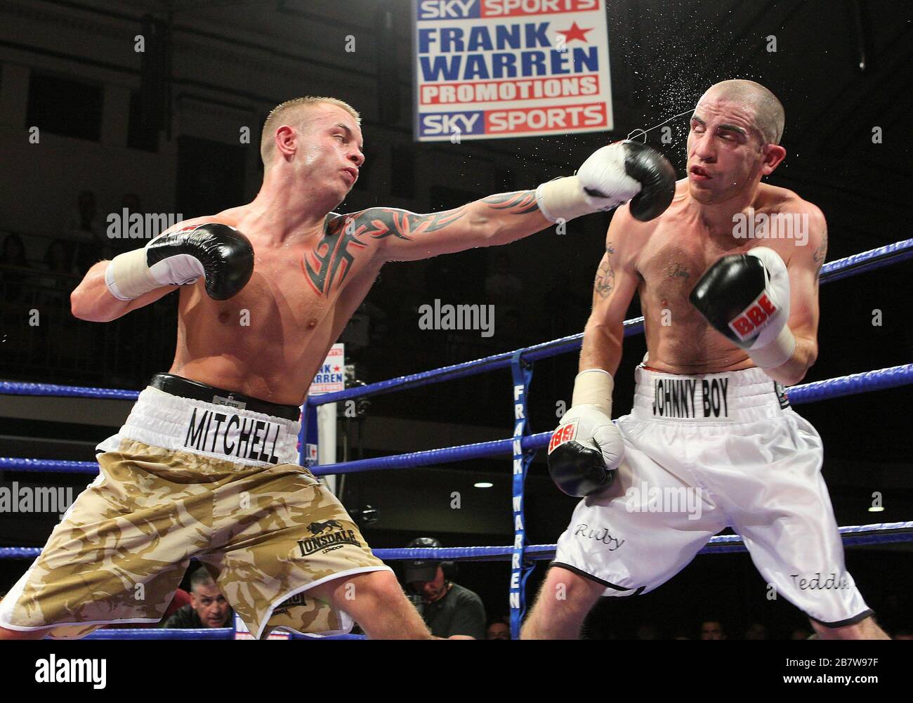 Vinny Mitchell (camouflage shorts) defeats Johnny Greaves in a Super ...