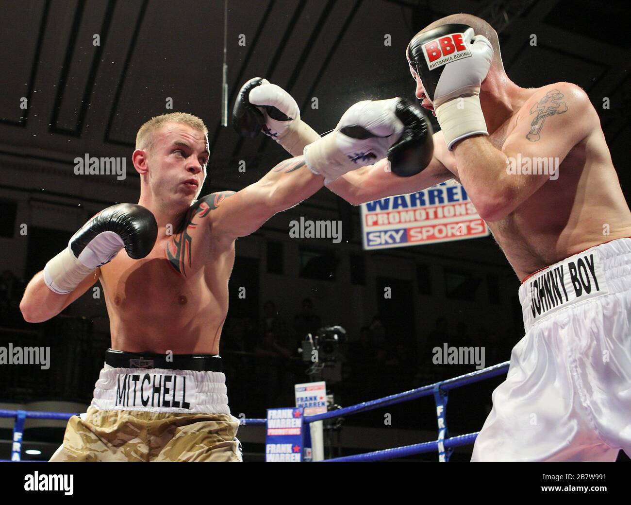 Vinny Mitchell (camouflage shorts) defeats Johnny Greaves in a Super ...