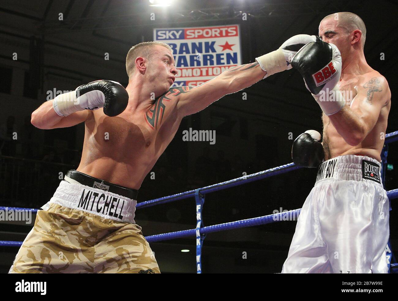 Vinny Mitchell (camouflage shorts) defeats Johnny Greaves in a Super ...
