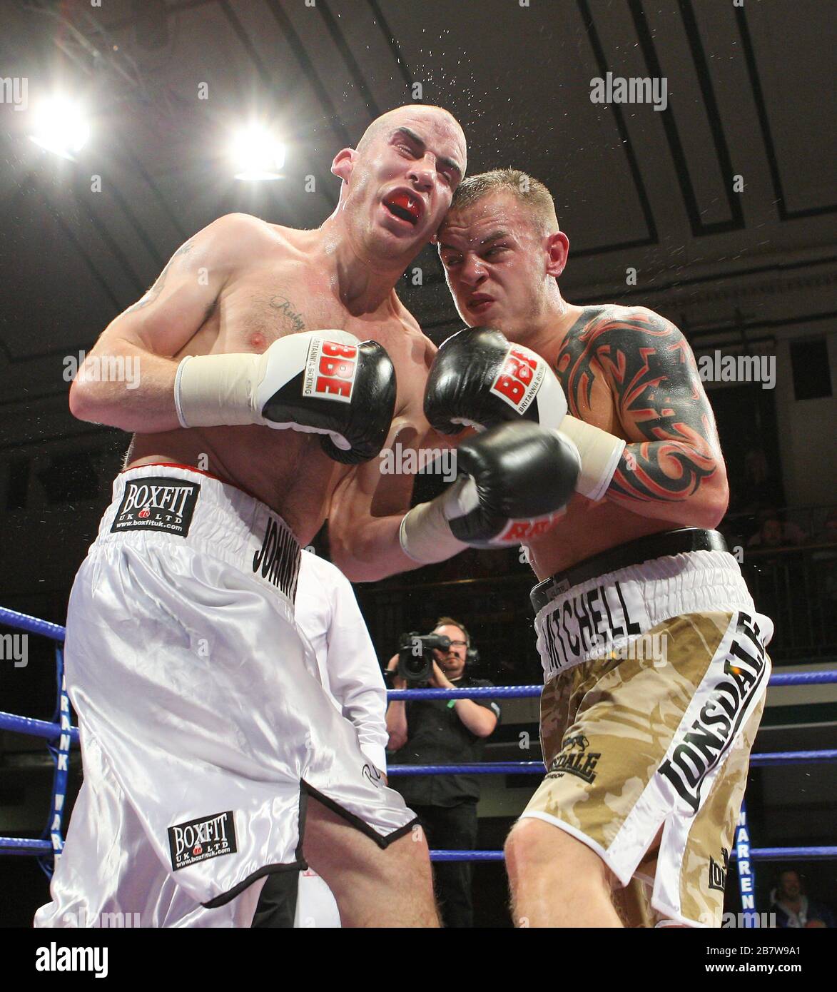 Vinny Mitchell (camouflage shorts) defeats Johnny Greaves in a Super ...