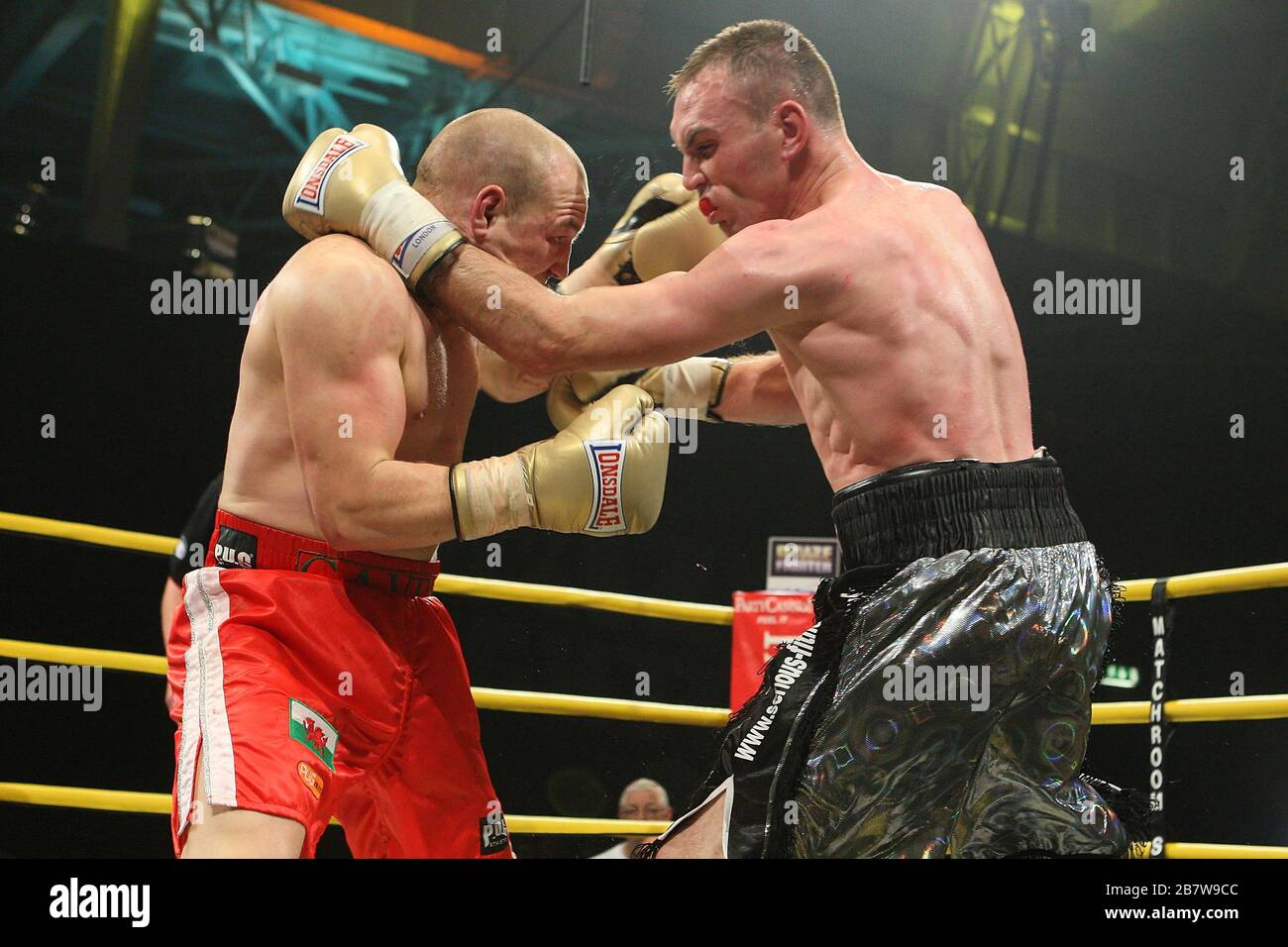 Gavin Rees (red shorts) defeats Colin Lynes in the Final of ...