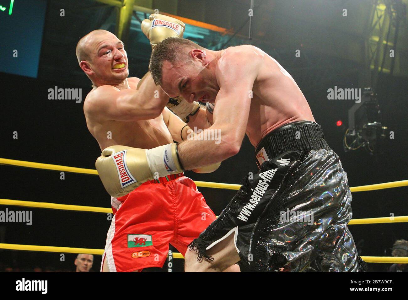 Gavin Rees (red shorts) defeats Colin Lynes in the Final of ...