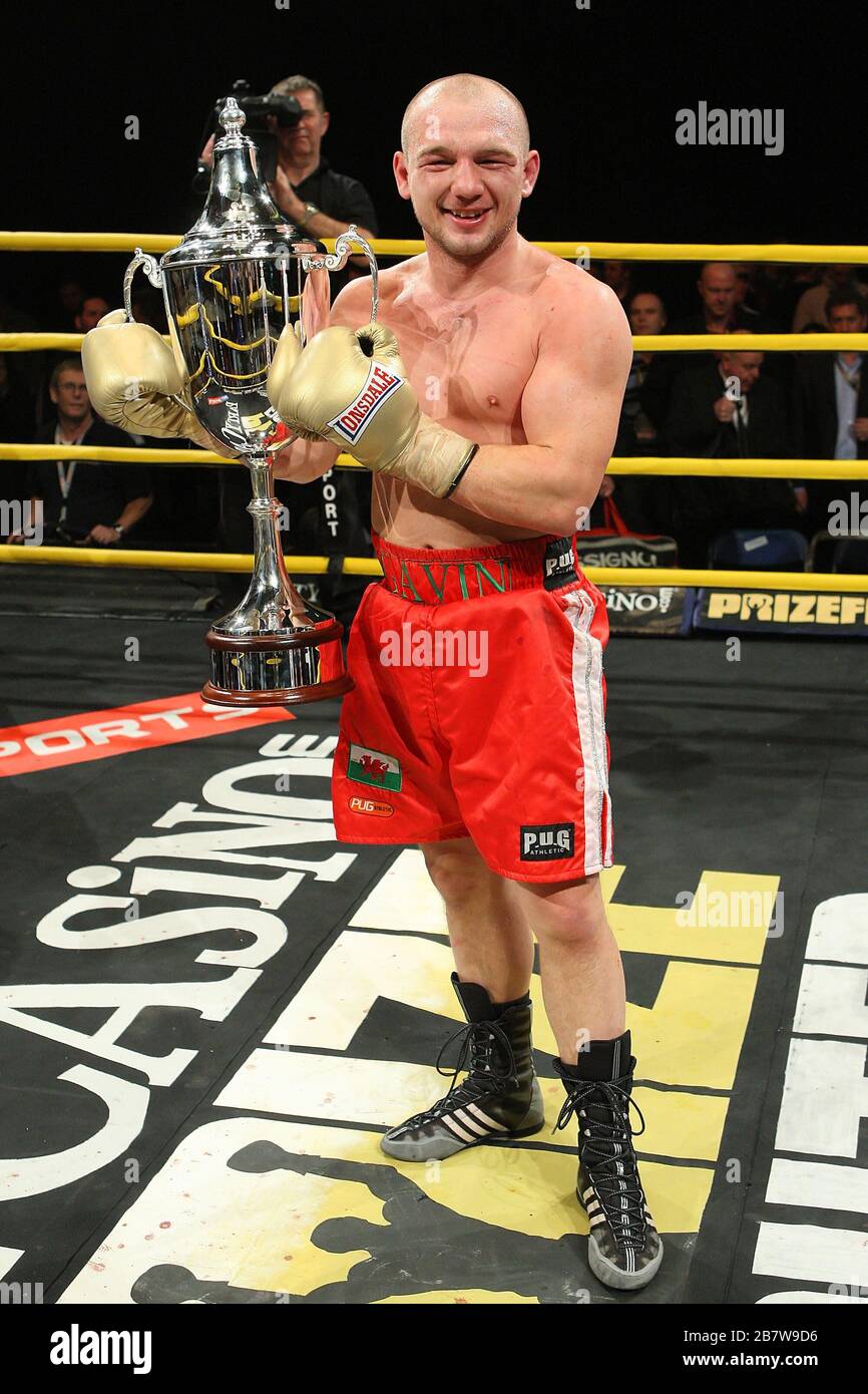 Gavin Rees (red shorts) defeats Colin Lynes in the Final of ...