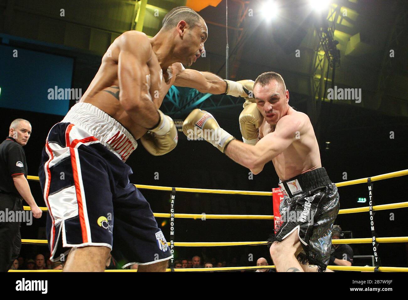 Colin Lynes (silver shorts) defeats Young Mutley in the Semi-Final of ...