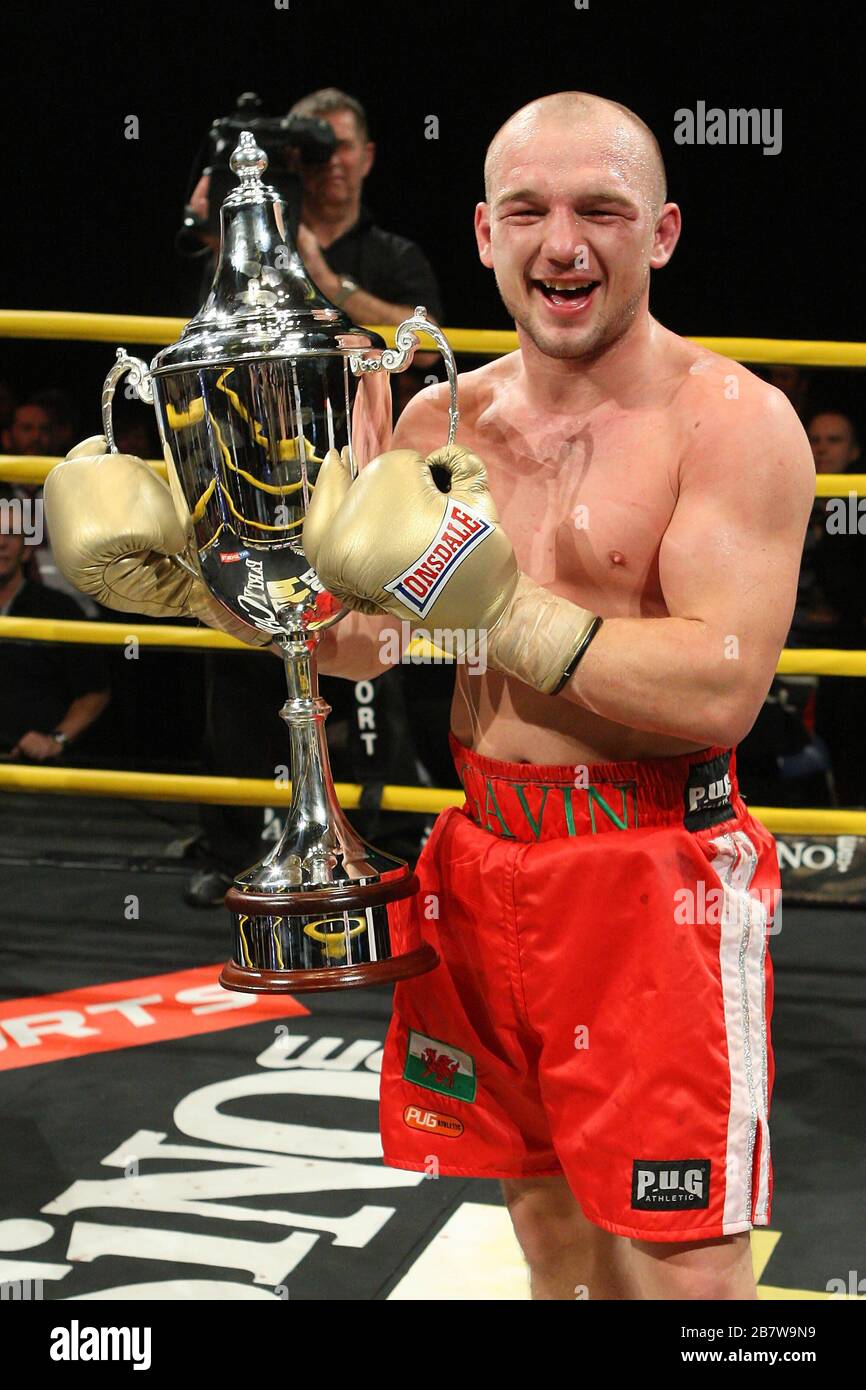 Gavin Rees (red shorts) defeats Colin Lynes in the Final of ...