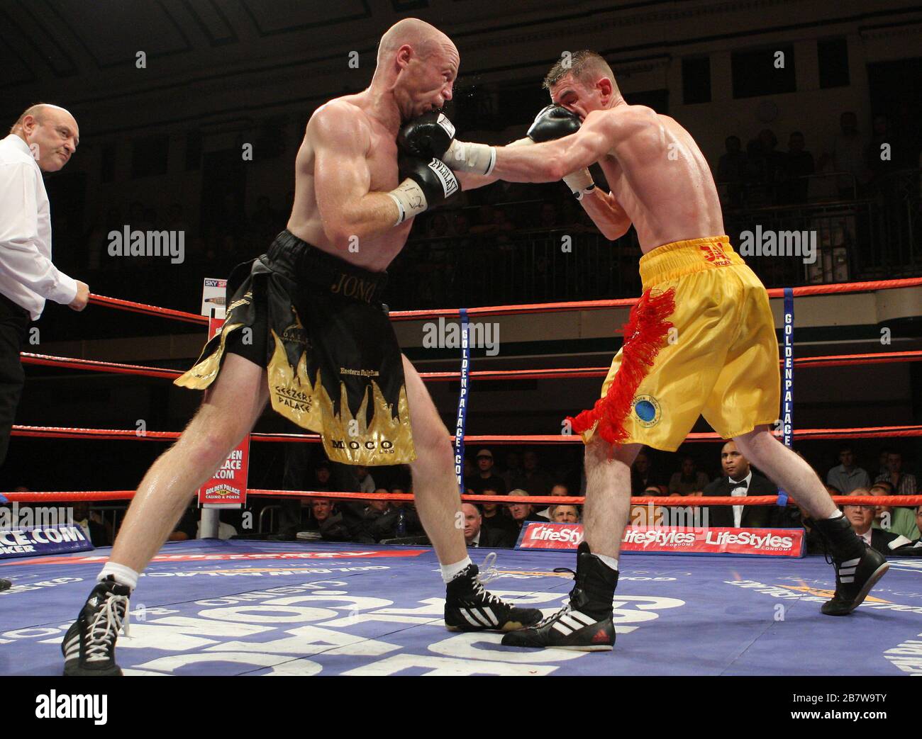 Jon Thaxton (Norwich, black shorts) defeated Dave Stewart (Wanstead/Ayr ...