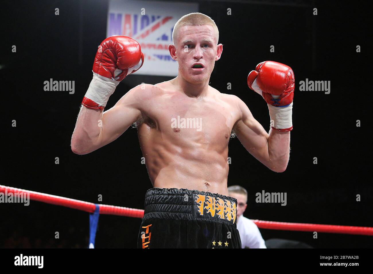 Terry Flannigan (black/orange shorts) defeats Lewis Browning in a Super ...