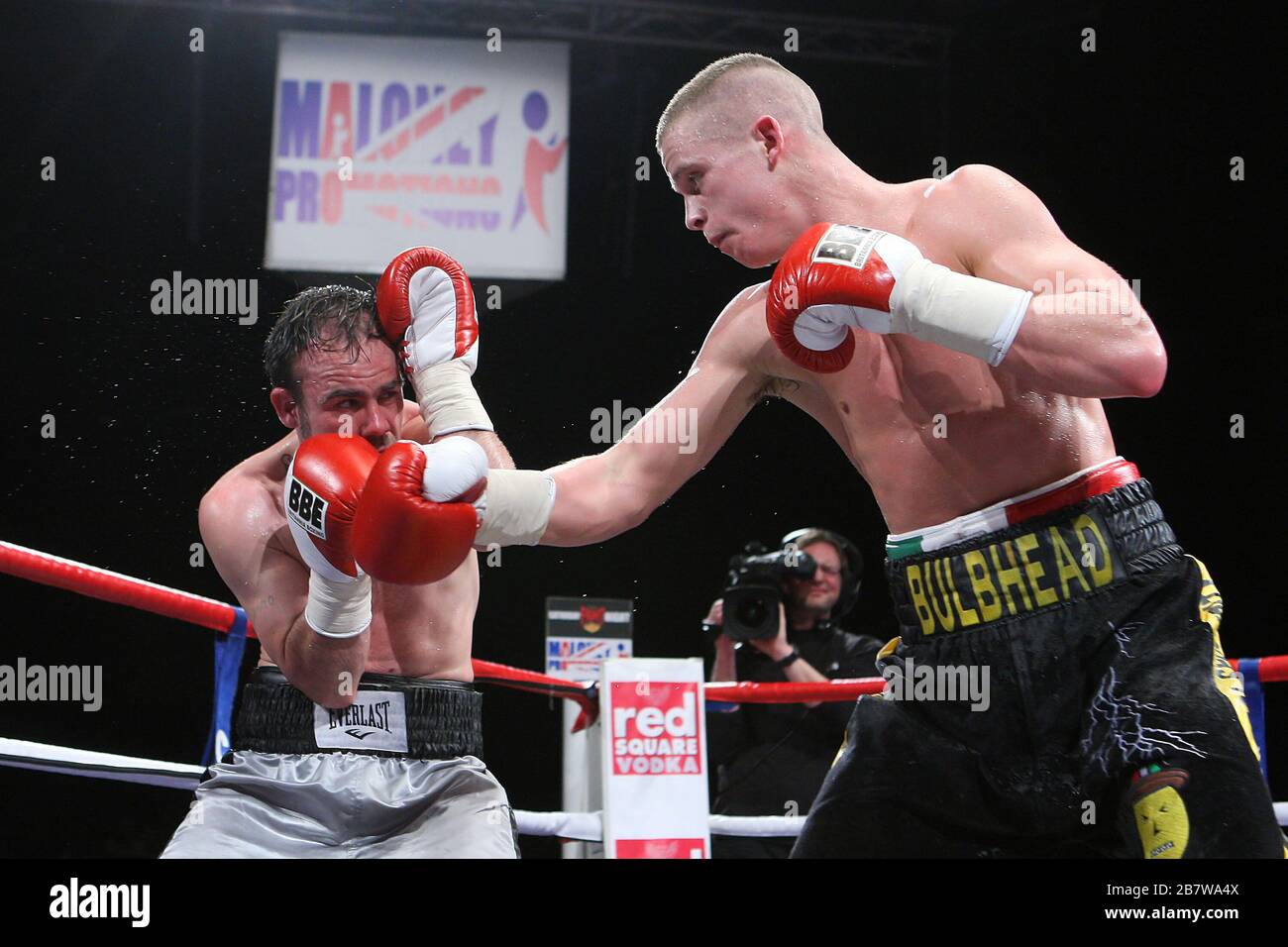 Karl Place (black shorts) defeats Danny Dontchev in a Super ...